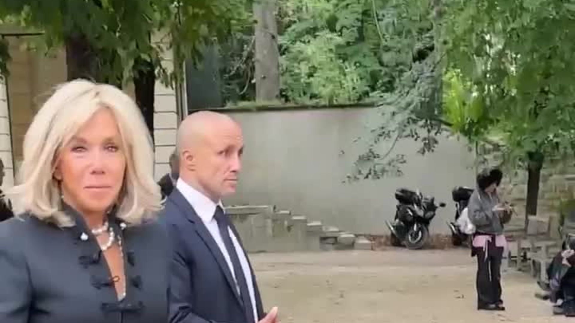 Watch First Lady Brigitte Macron Arriving at the Dior Spring 2025 Show ...