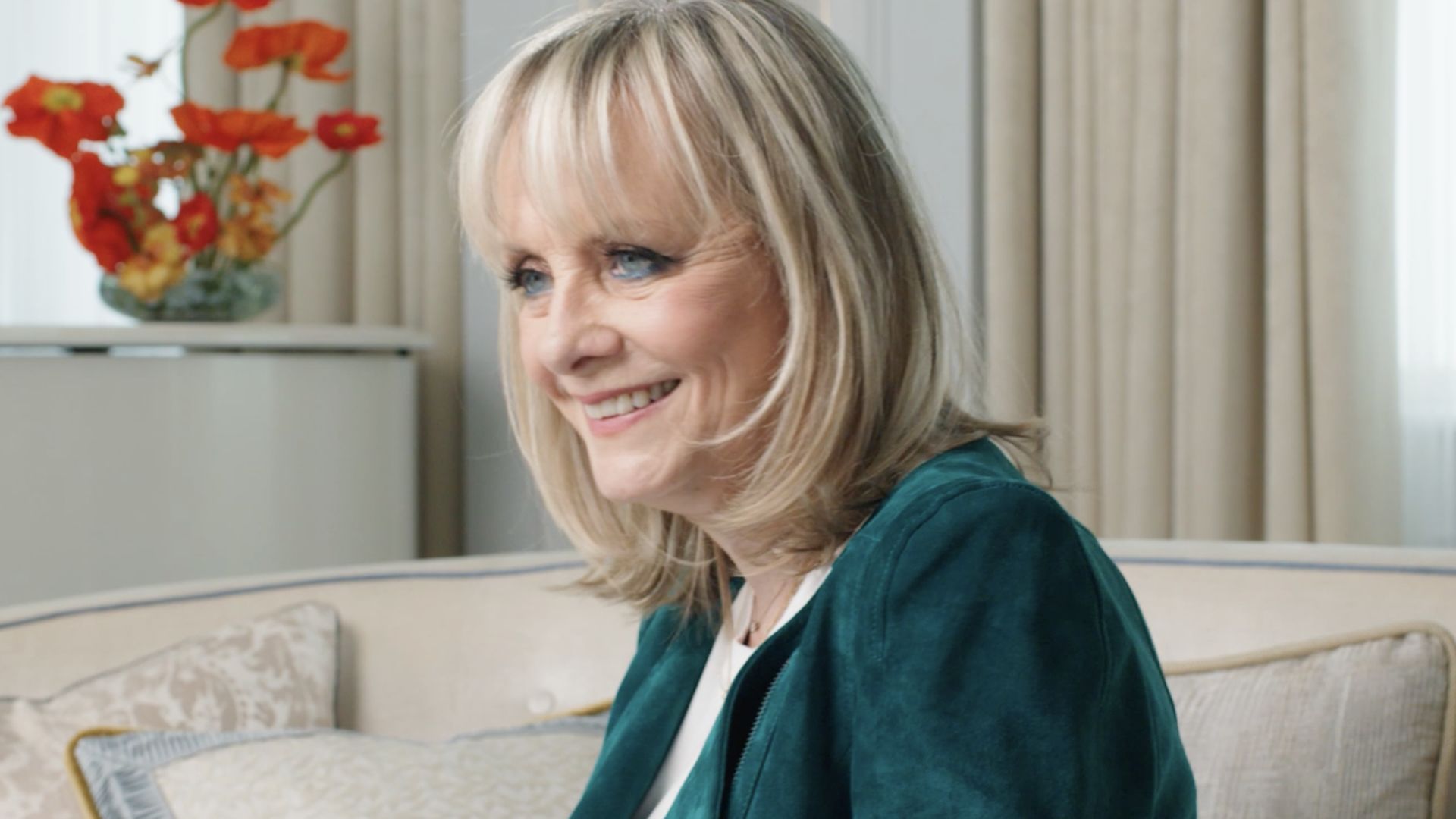 Watch Twiggy on Her Iconic Haircut, David Bowie, and What King Charles Told Her at Buckingham ...