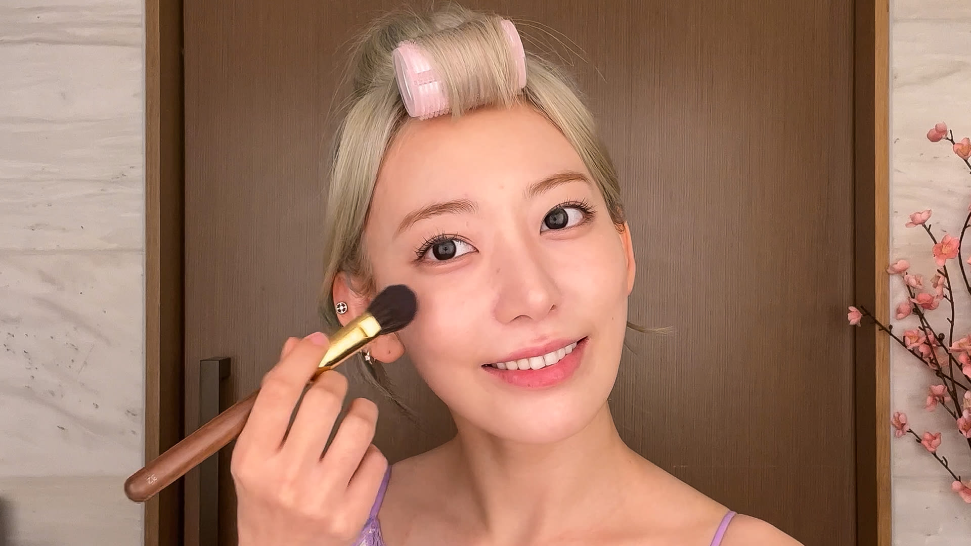 Watch LE SSERAFIM’s SAKURA on Hydrating Skin Care and Lash Curling ...
