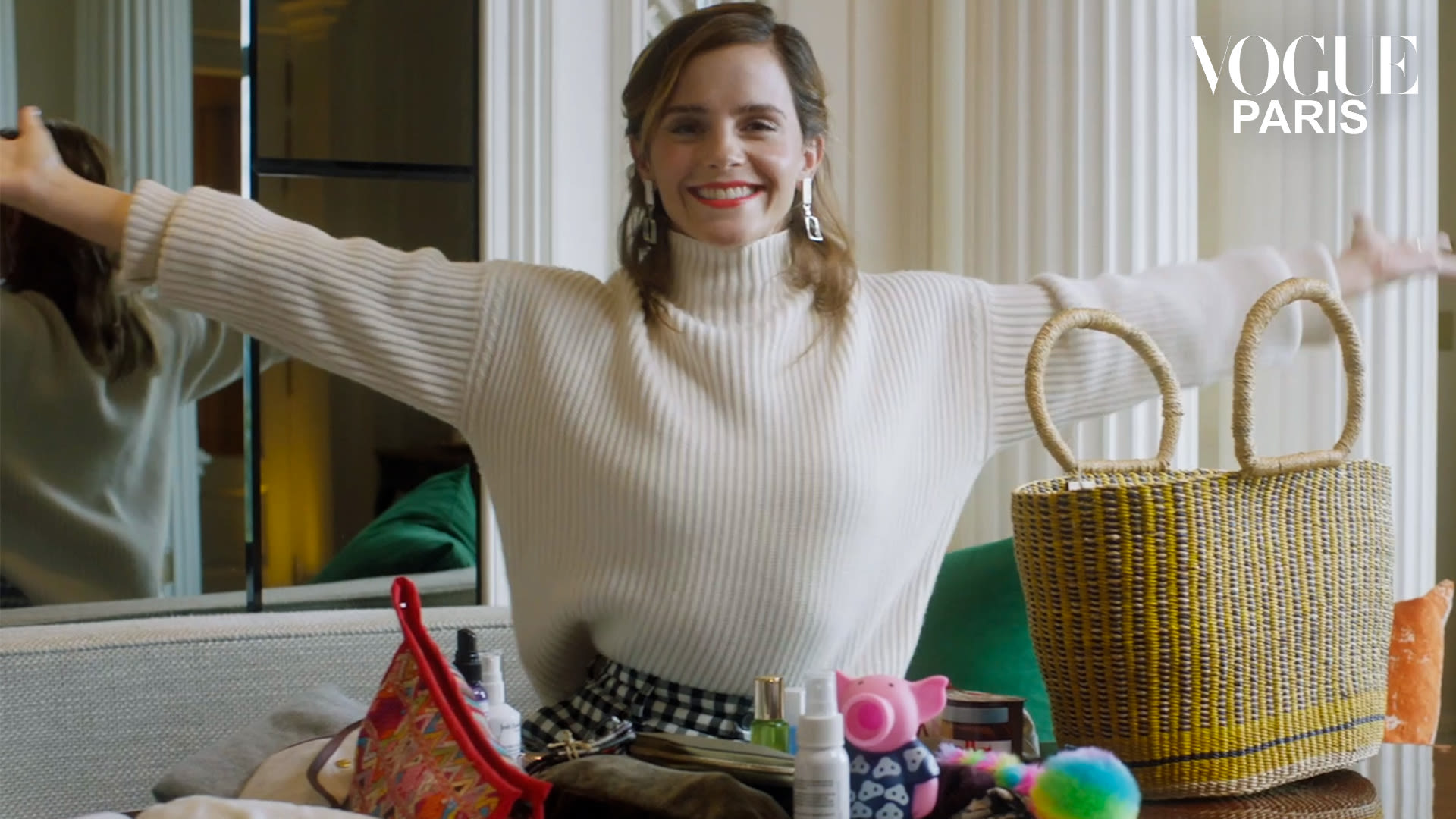 Voir Emma Watson dévoile tout ce que contient son sac | In the Bag ...