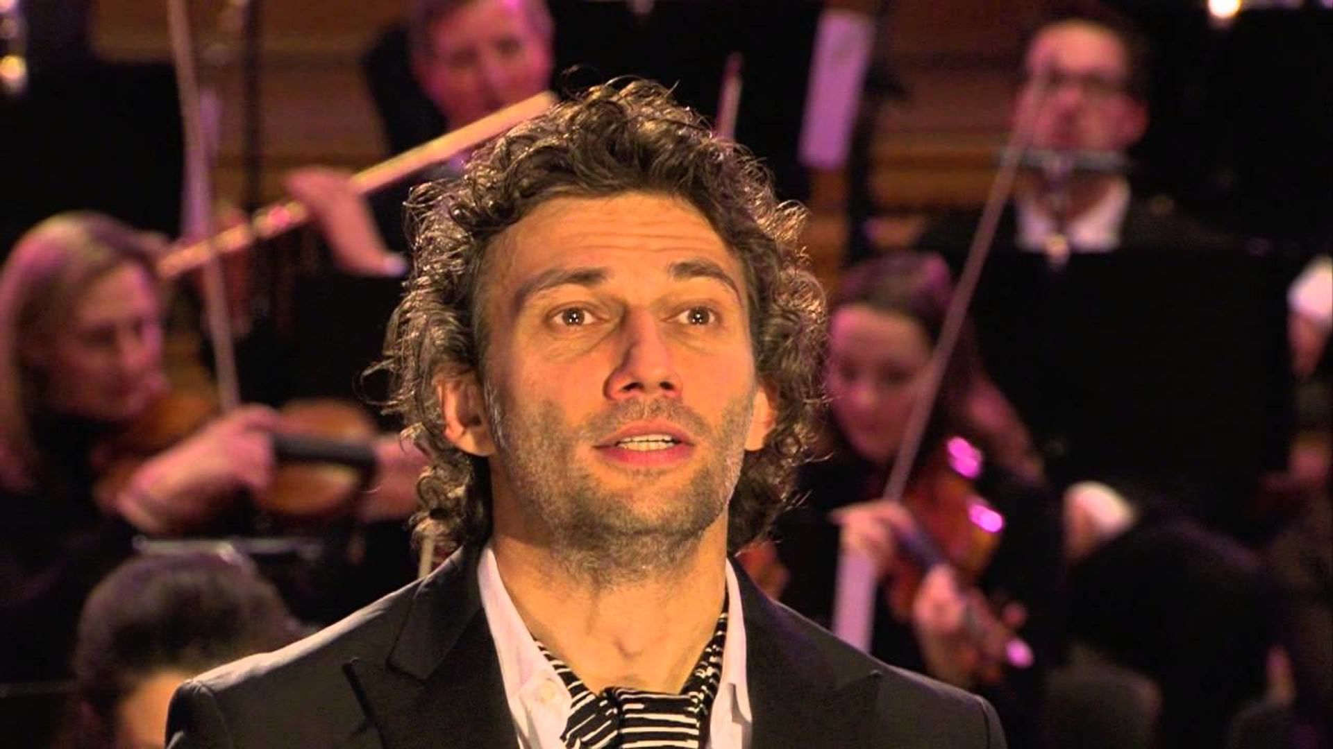 Watch Making-of: Jonas Kaufman „Du bist die Welt für mich" | Vogue Germany