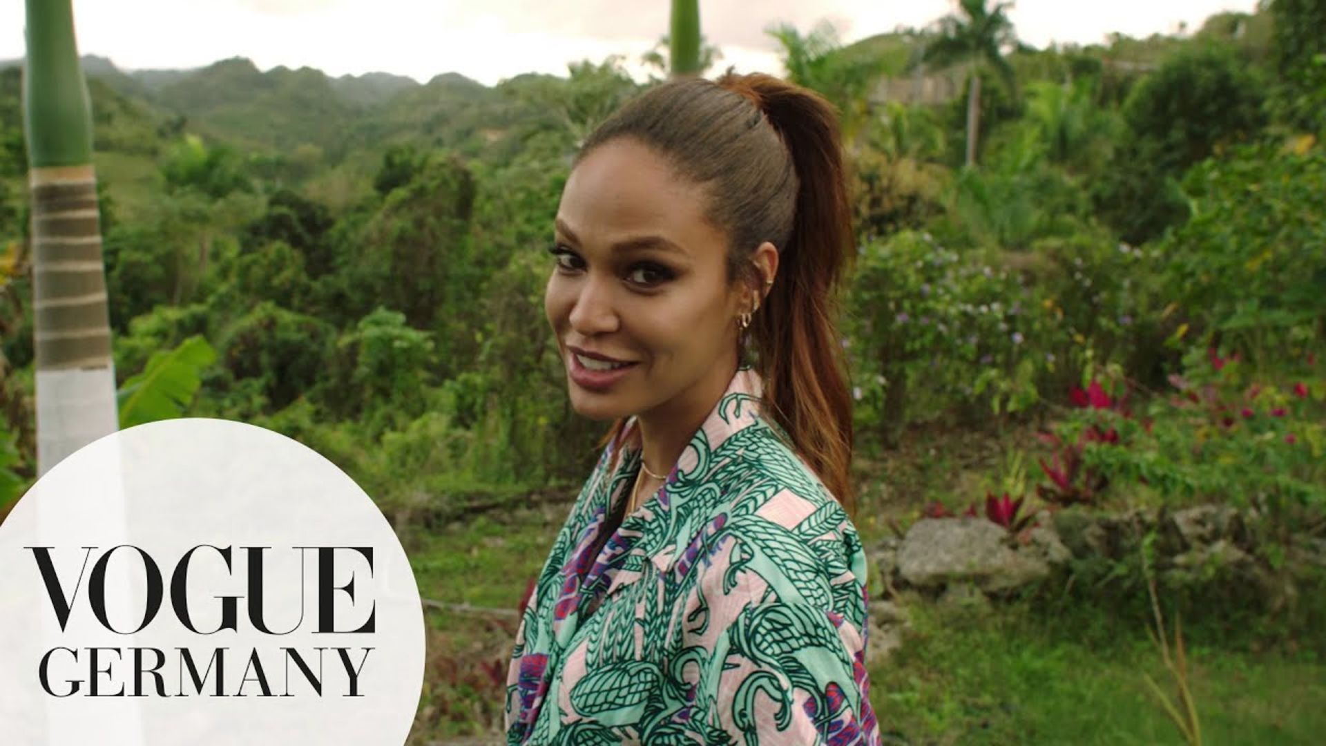 Watch Back to the roots: Supermodel Joan Smalls nimmt uns mit nach ...