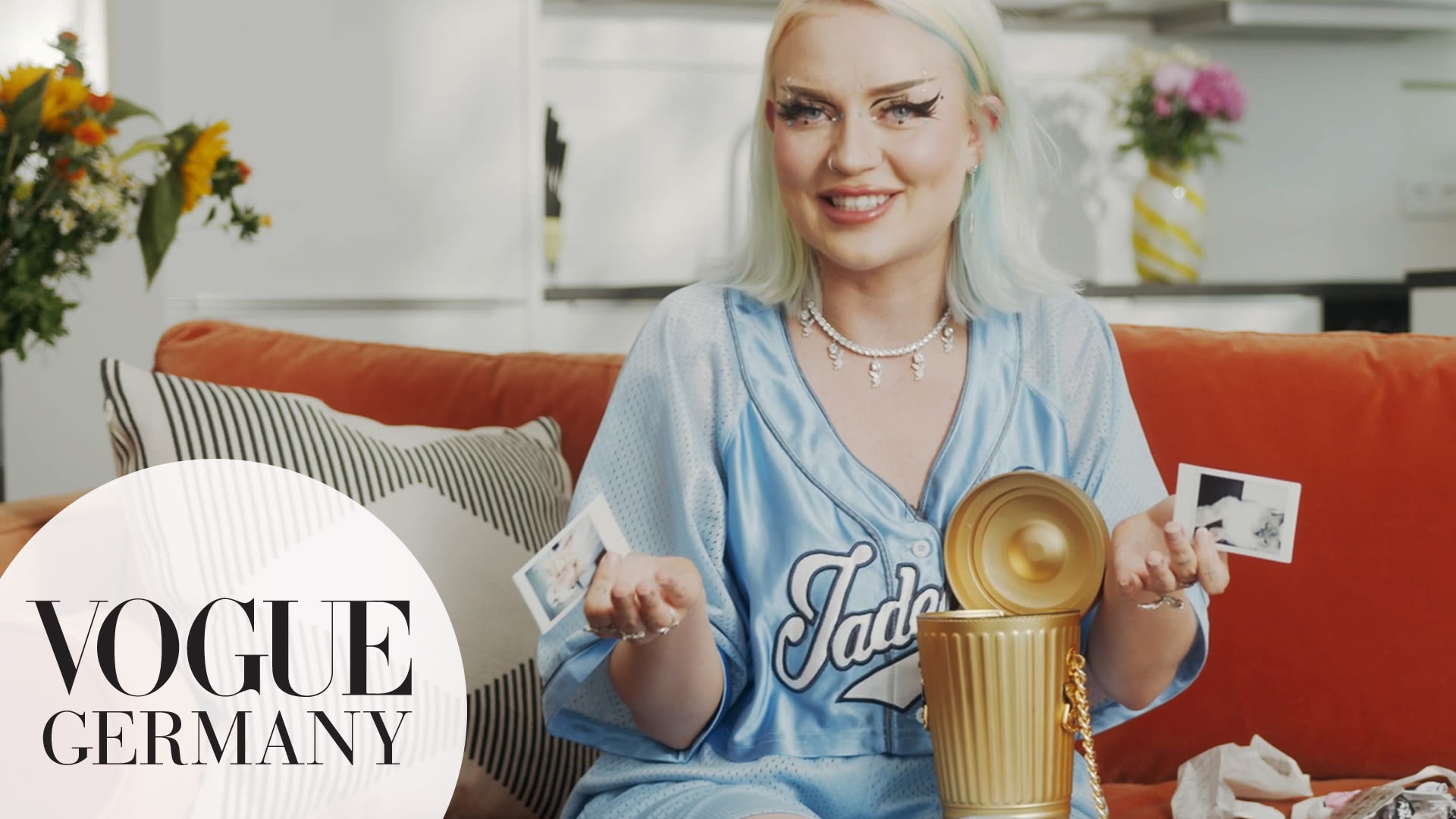 Watch Naomi Jon öffnet ihre Tasche ‒ mit Hello-Kitty-Spiegel & Tattoo ...