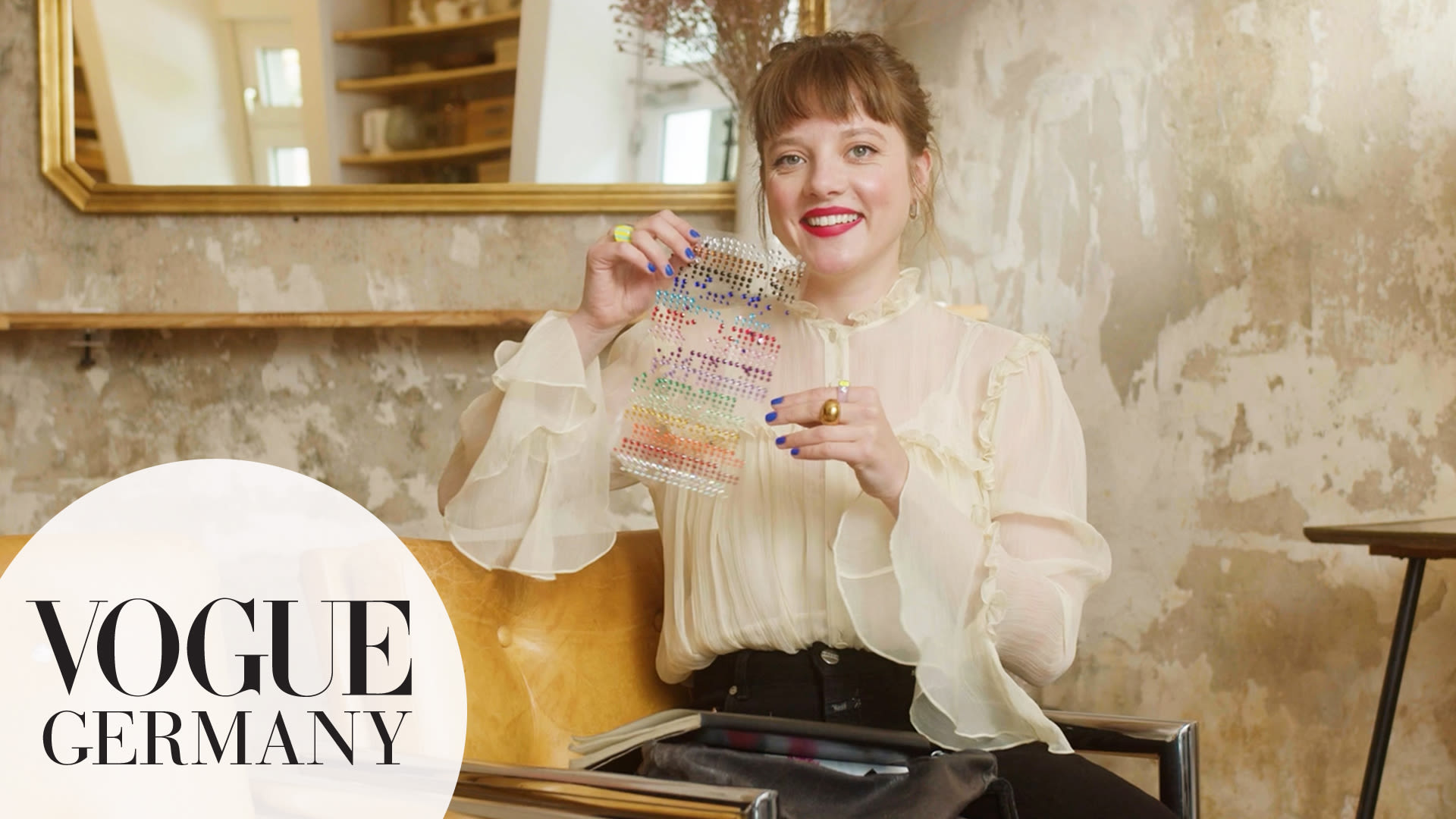 Watch Jella Haase öffnet ihre Tasche – mit Glitzer-Eyeliner & Comic ...