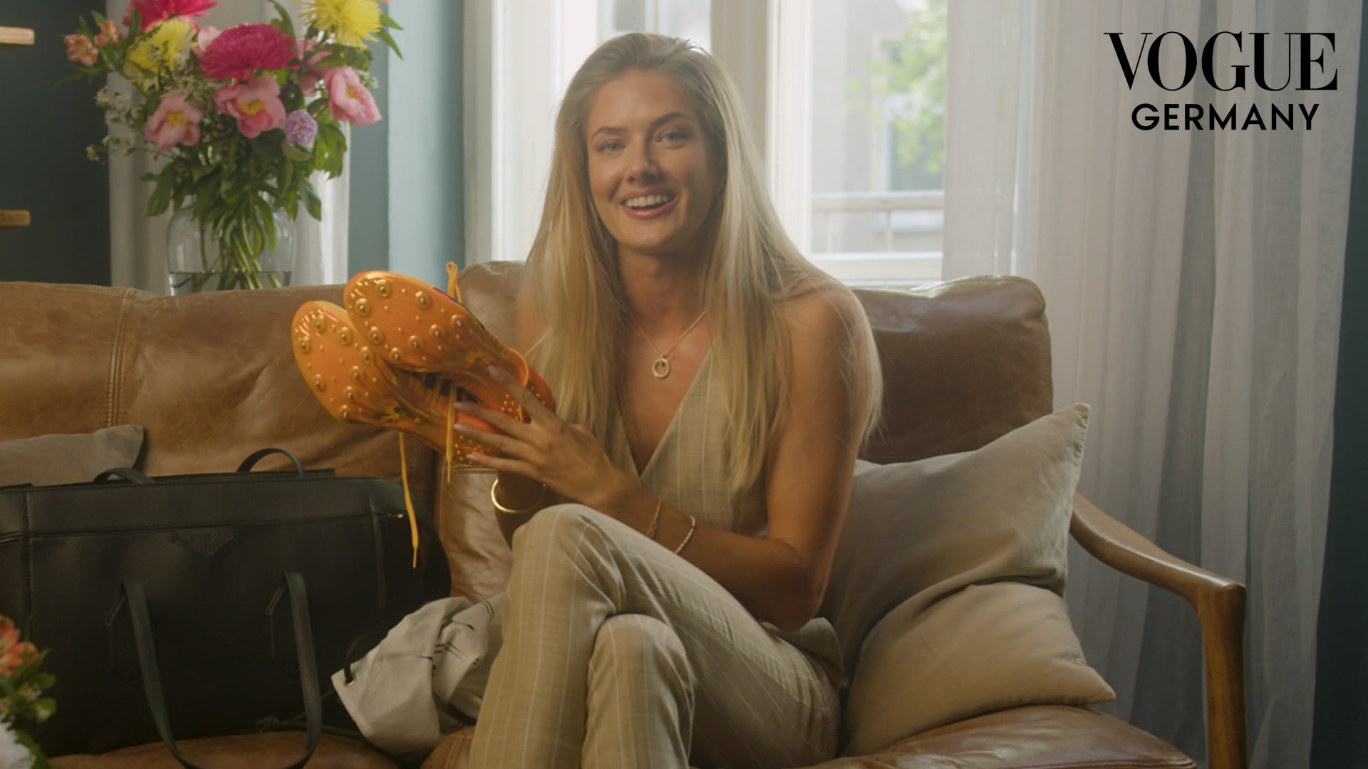 Watch Alica Schmidt öffnet ihre Tasche – mit Trainingsschuhen ...