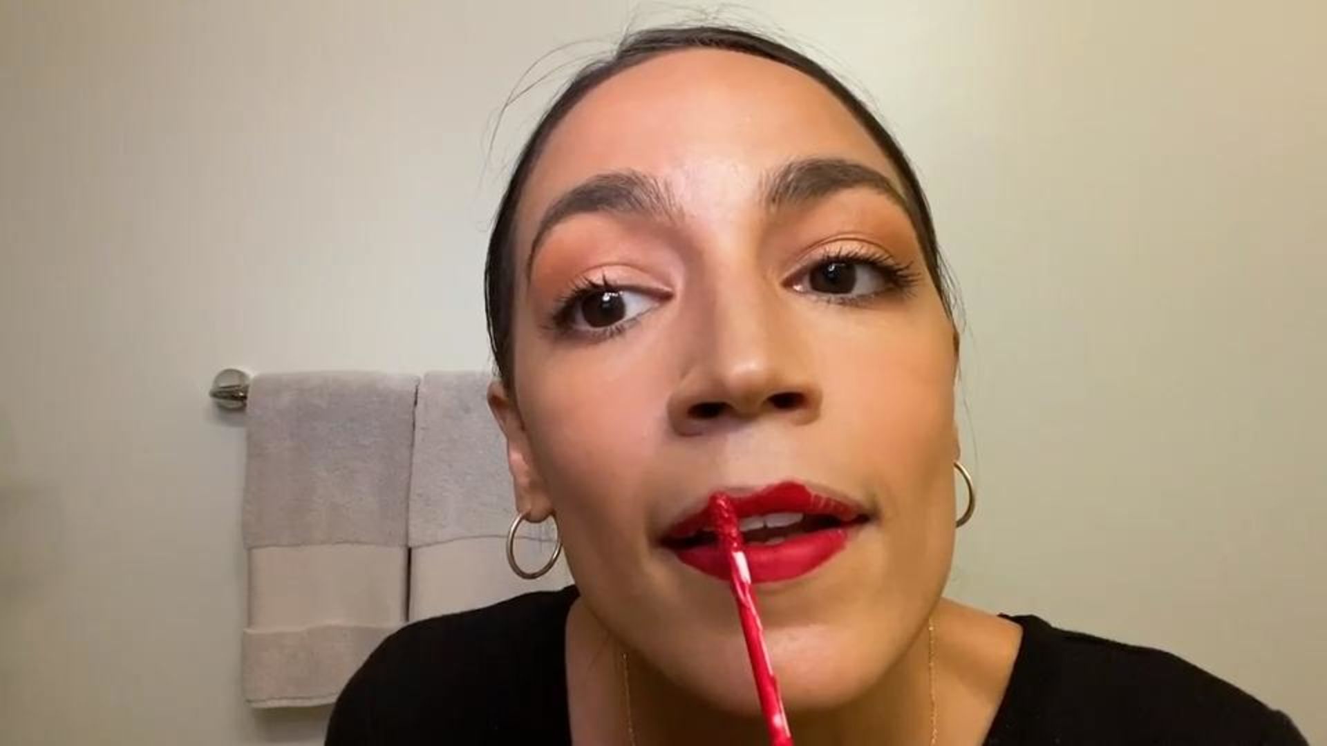 Watch La makeup routine di Alexandria Ocasio-Cortez | Vogue Italia