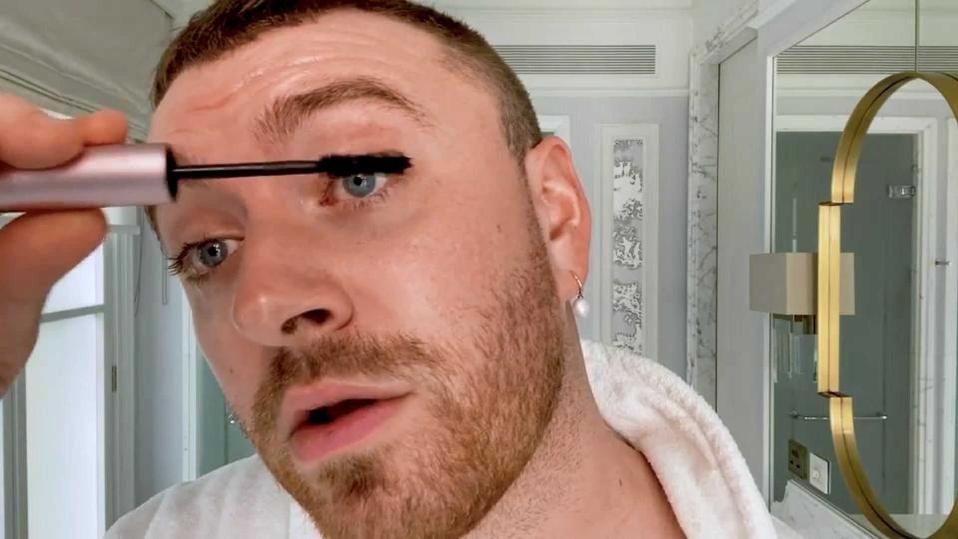 Watch A lezione di skincare e make-up da Sam Smith | Vogue Italia