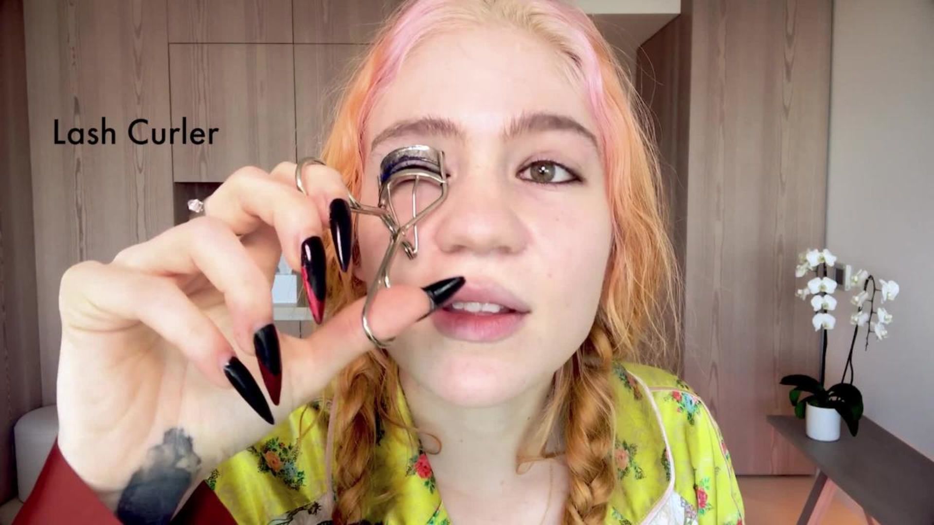 Watch Il make-up incredibile di Grimes | Vogue Italia