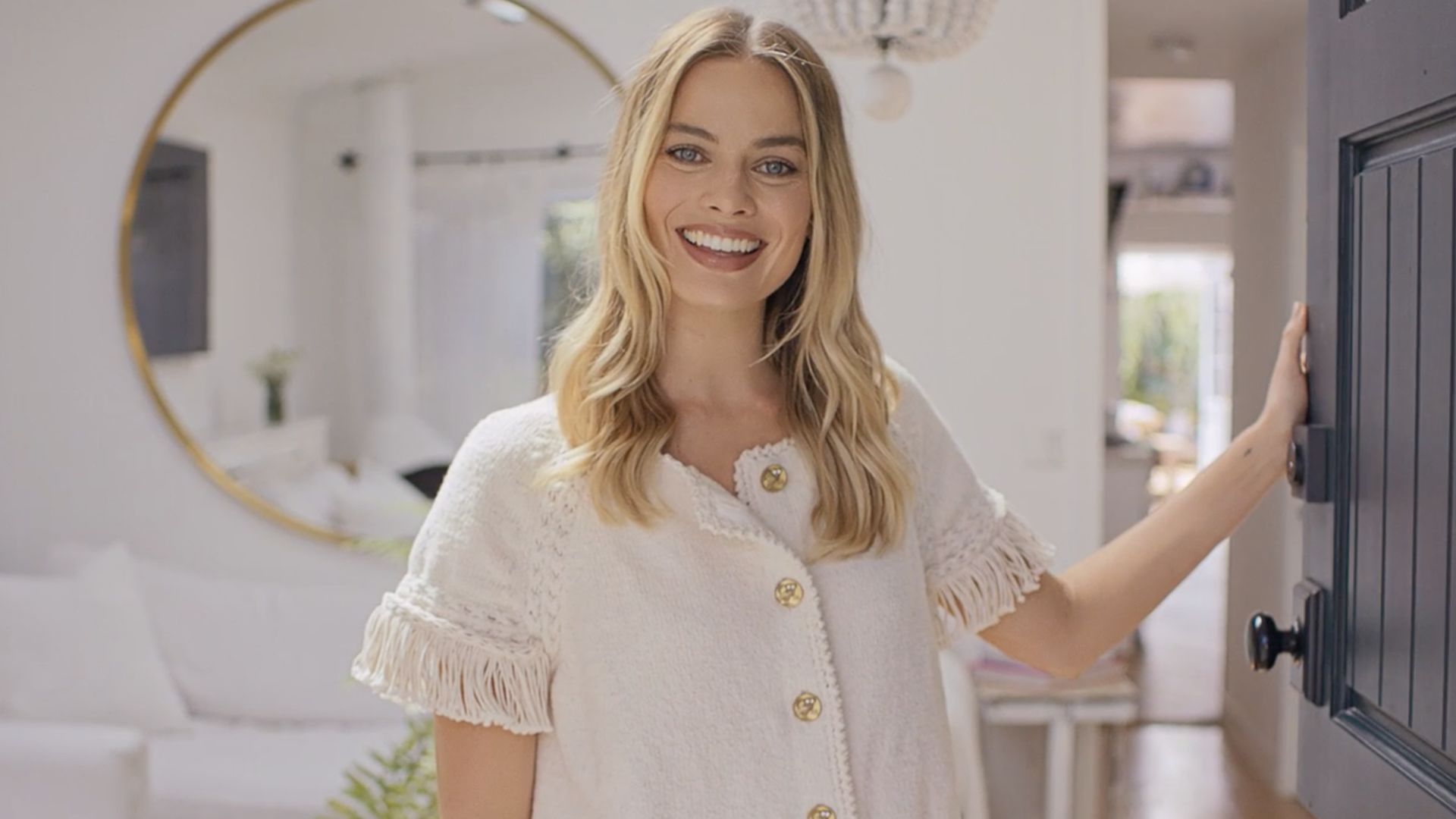 Watch Margot Robbie risponde alle 73 Questions di Vogue | Vogue Italia