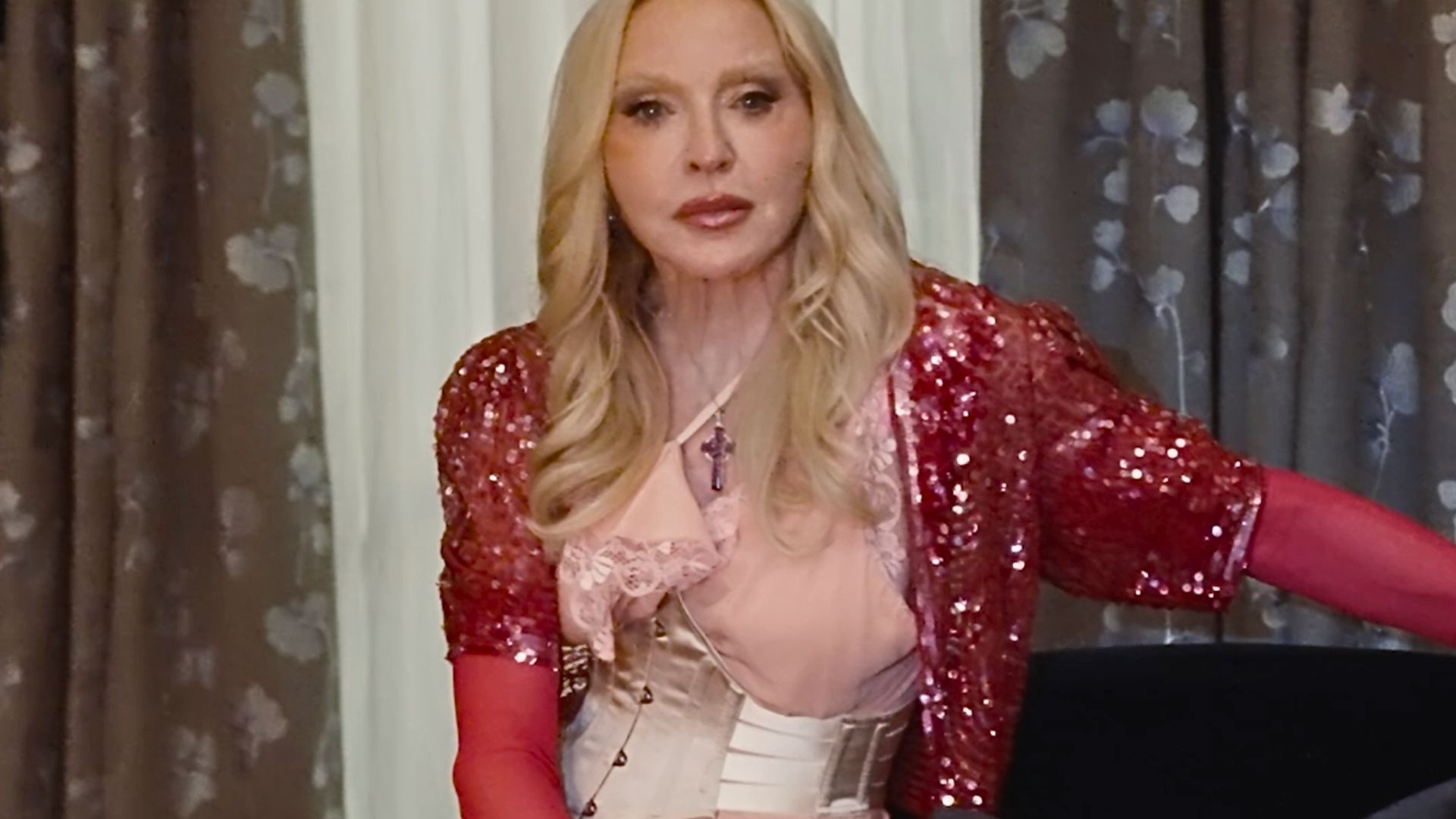 Watch Madonna svela gli oggetti più preziosi della sua casa di Londra ...