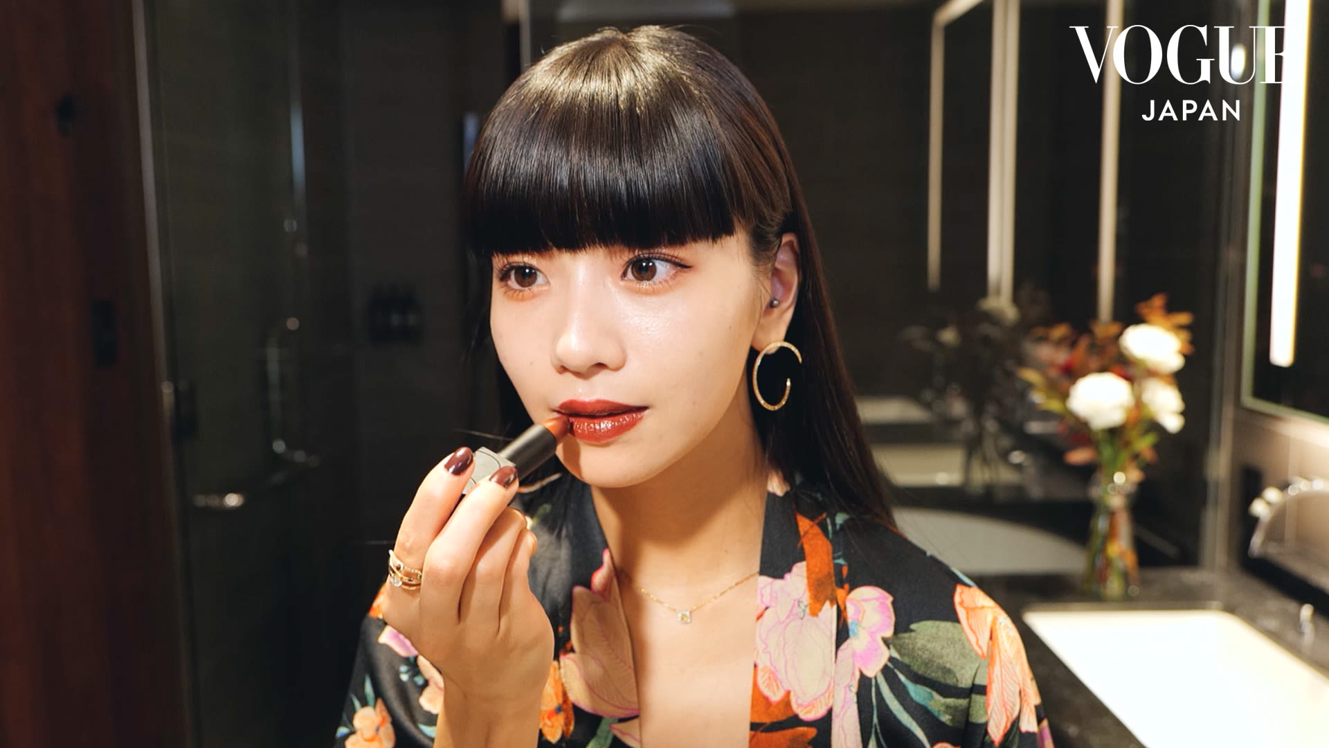 Watch FAKY Hinaが、映える赤系モードメイクを披露！ ゆらぎ肌の為のスキンケア方法も。| Beauty Secrets | Beauty Secrets | Vogue Japan