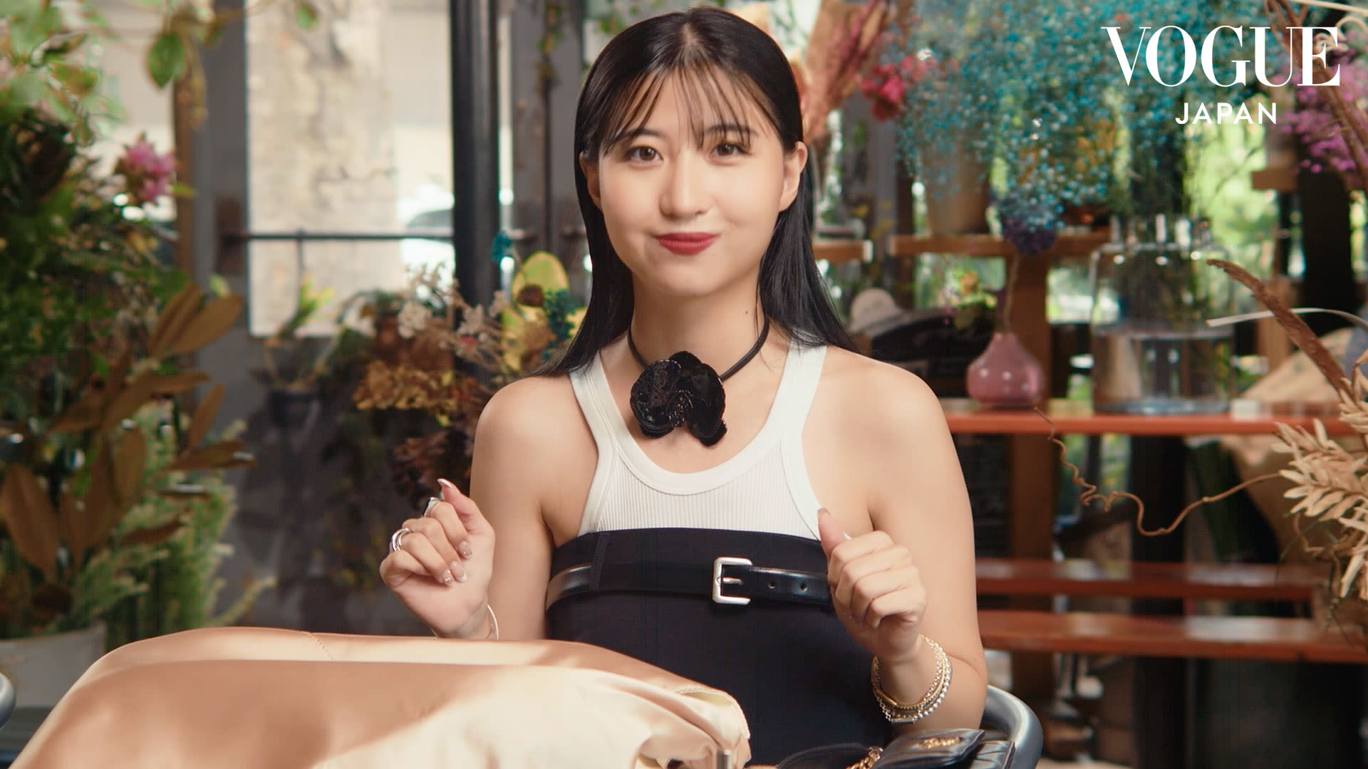 Watch シンガー・eillのバッグの中身は？作曲家ならではのアイテムも。| In The Bag | In The Bag | Vogue ...