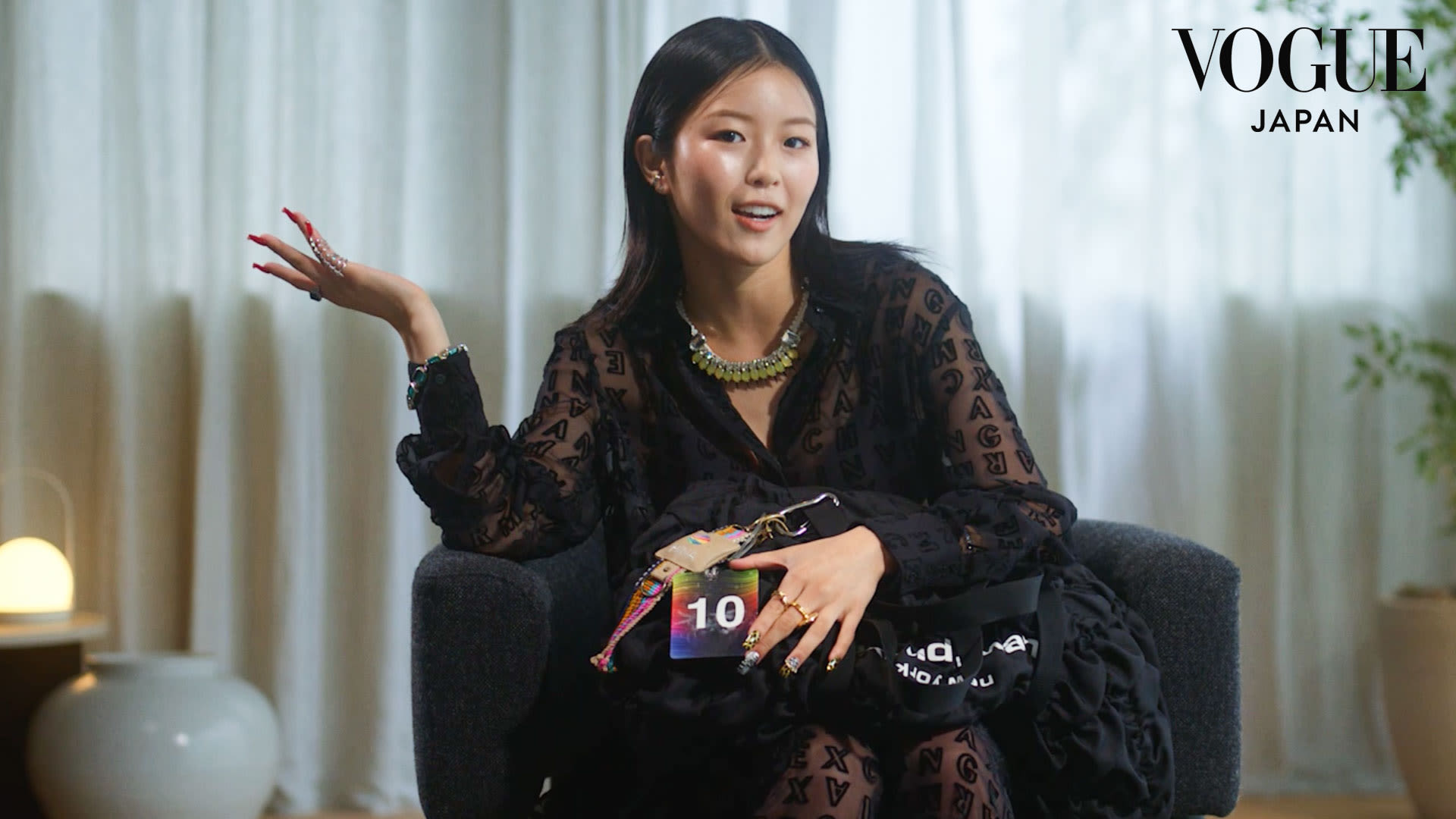 Watch Hina Yoshiharaのバッグの中身は？全世界デビューを果たしたアーティストの彼女が持ち歩くHappyなアイテムの数々。 | In The Bag | Vogue Japan