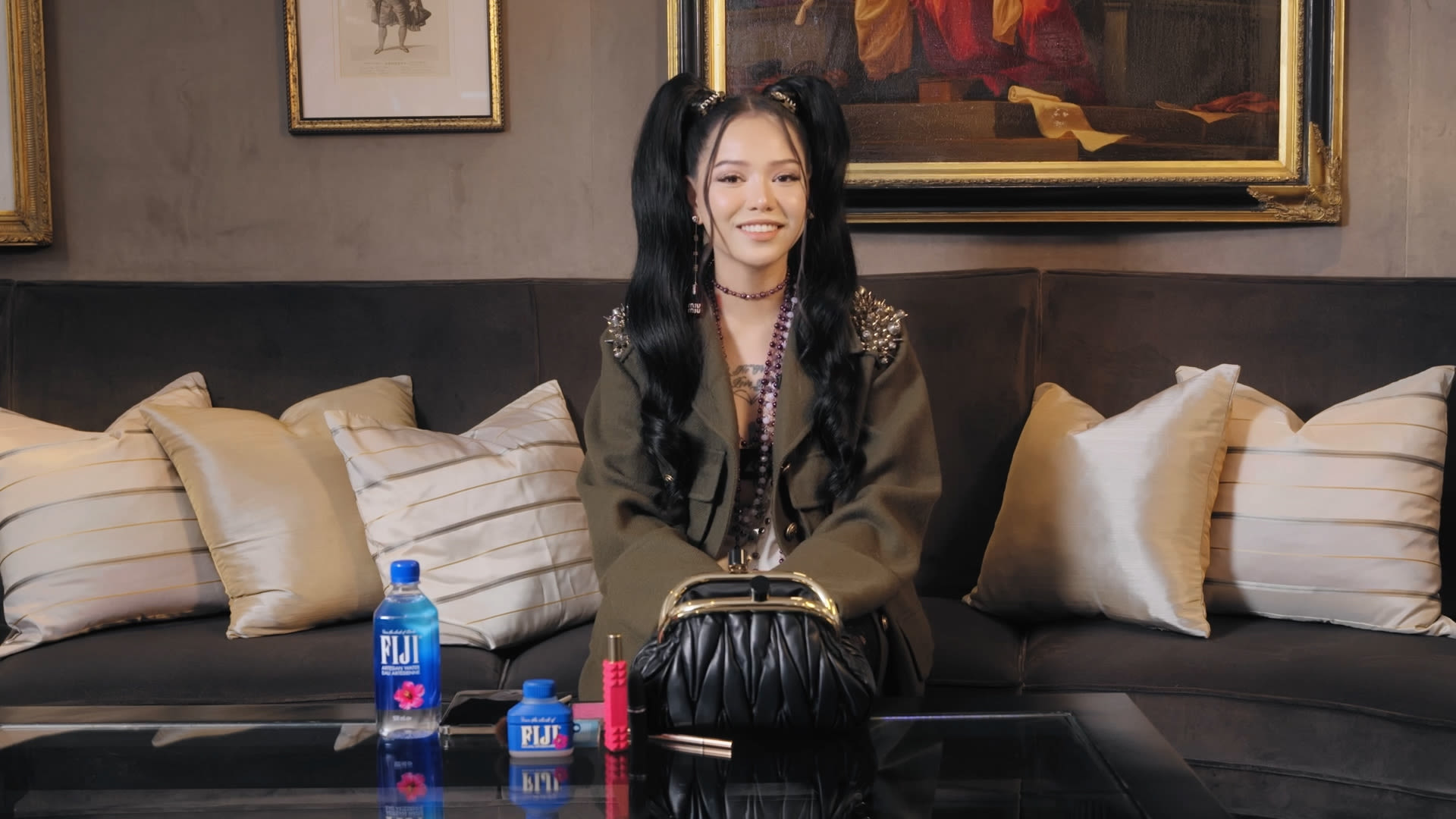 Ver Bella Poarch lleva en su bolso su más grande obsesión | EL BOLSO DE ...