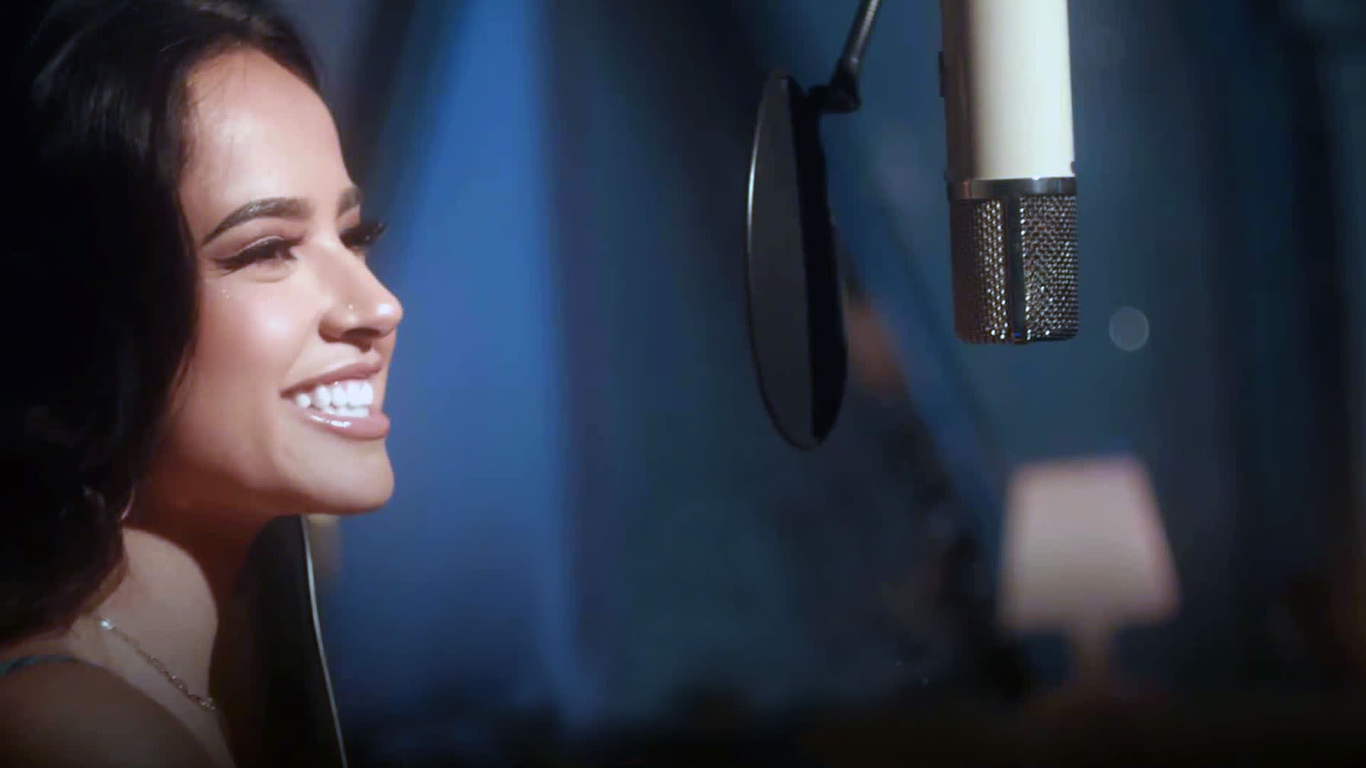 Ver Becky G nos muestra cómo es un día completo a su lado | Vogue