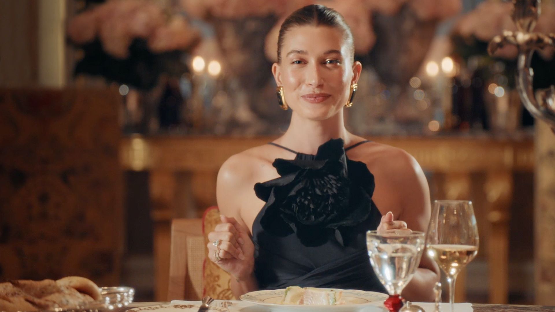 Ver Hailey Bieber come diez platos franceses típicos con Vogue | A ...