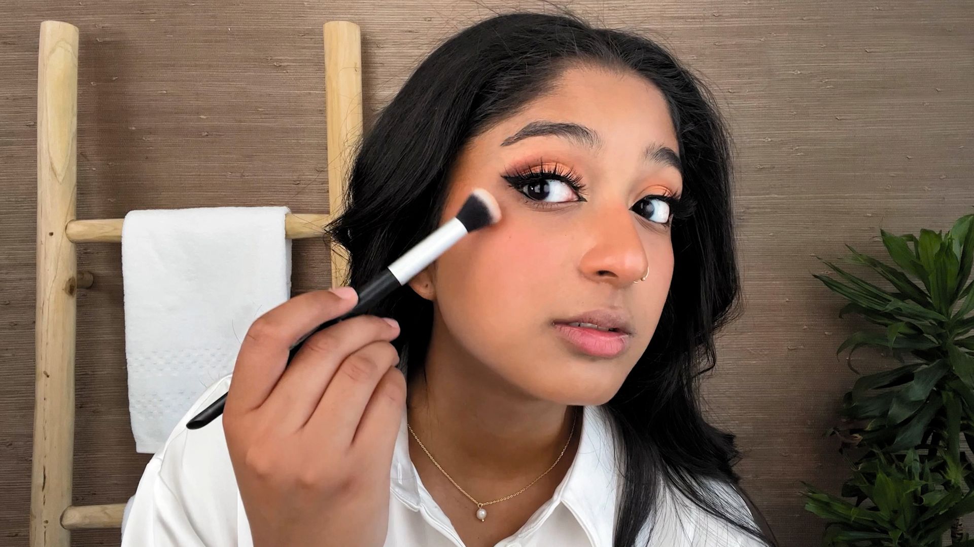 Ver Maitreyi Ramakrishnan da los mejores consejos para jugar con tu maquillaje | Secretos de ...