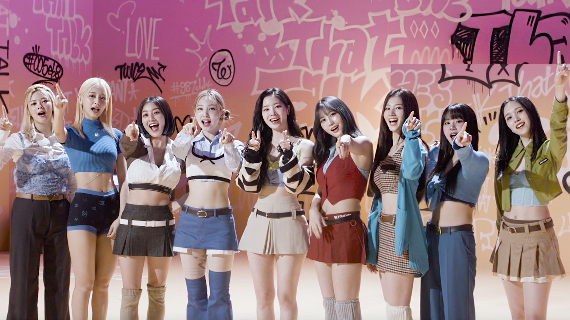 Ver Un día con TWICE, el grupo femenino de K-Pop más popular del momento | 24 horas conmigo | Vogue