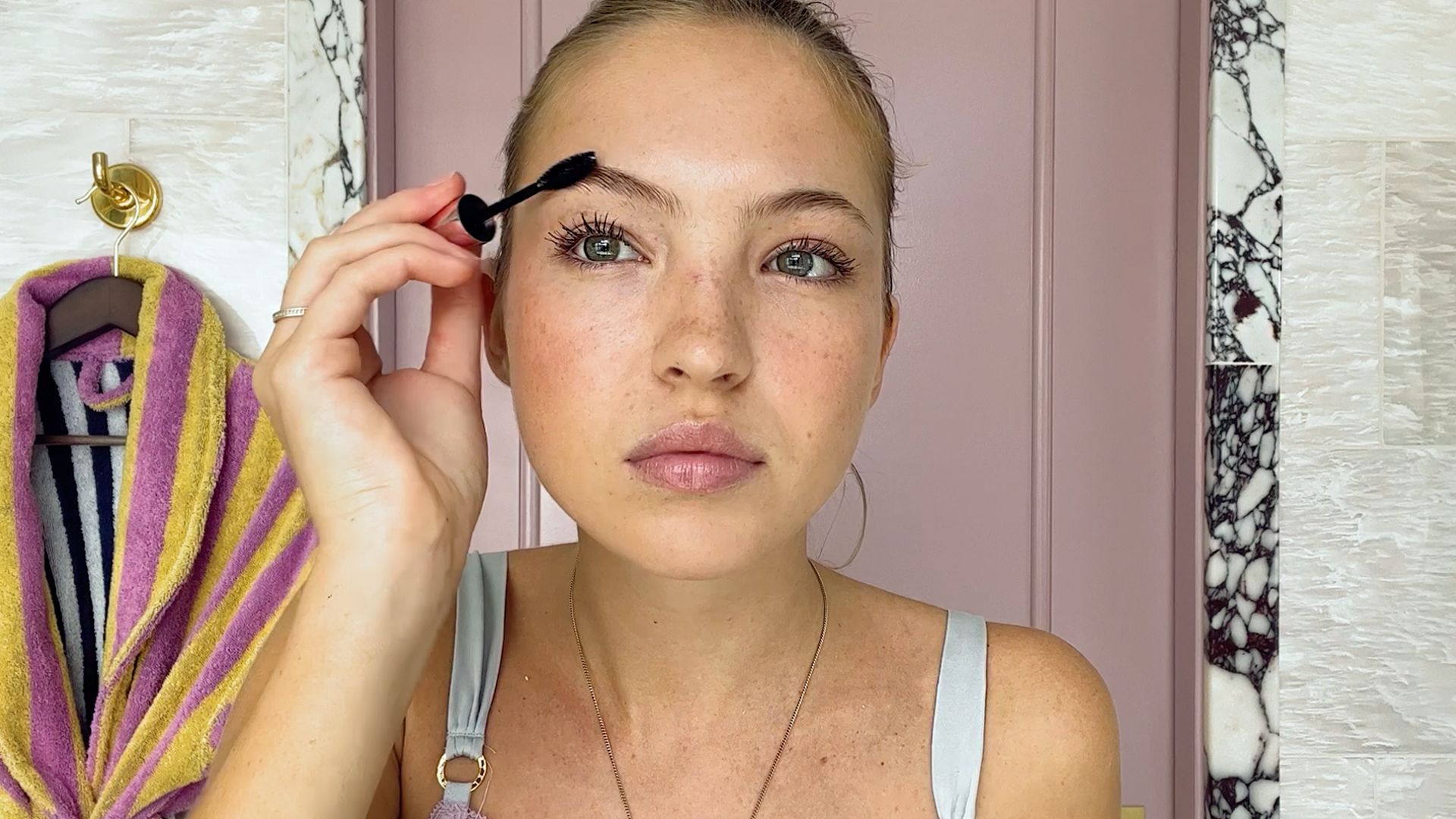 Ver Lila Moss muestra cómo aplicar el contour como una supermodelo | Secretos de belleza | Vogue