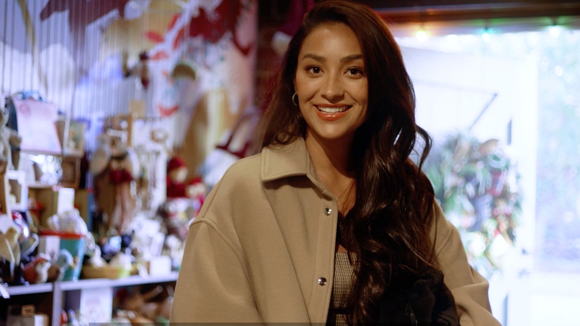 Ver Un día con Shay Mitchell de “You" como mamá y emprendedora | 24 ...