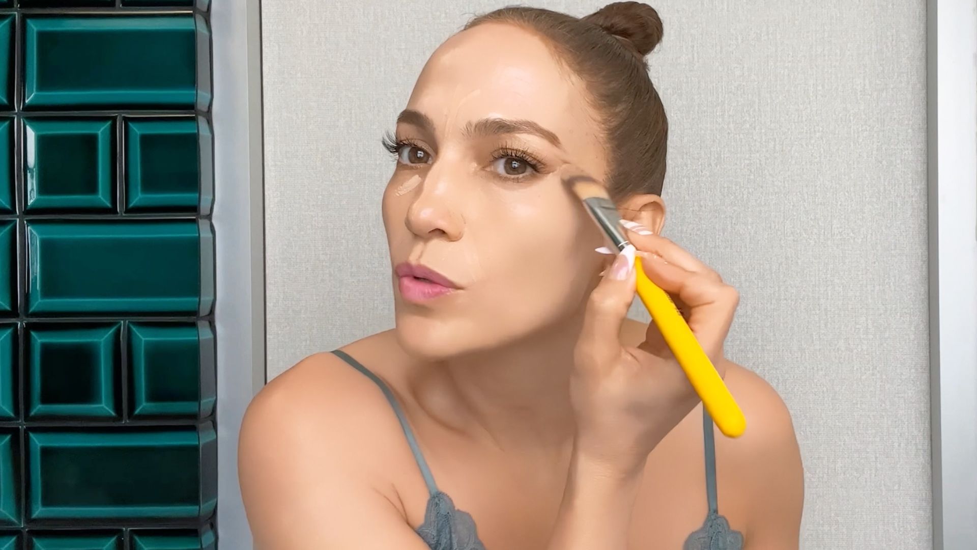 Ver Jennifer Lopez revela cómo lograr un contour perfecto | Secretos de ...
