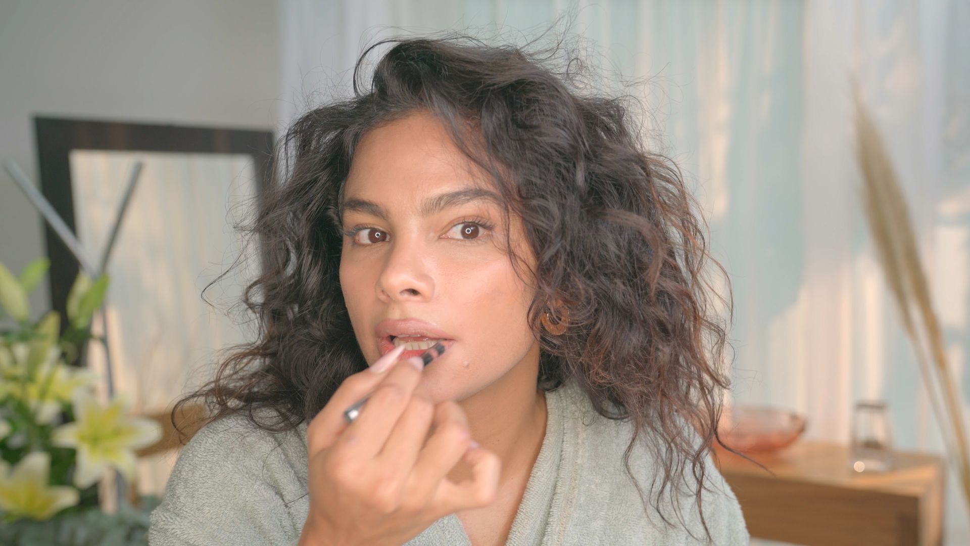 Ver Yany Prado sabe cómo conseguir un makeup no makeup look con un peinado que grita seguridad ...