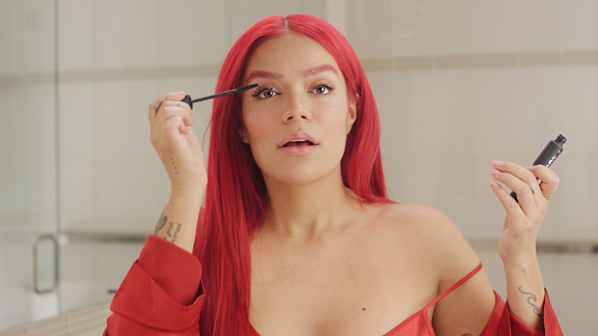 Ver Karol G muestra paso a paso cómo conseguir un look natural ...