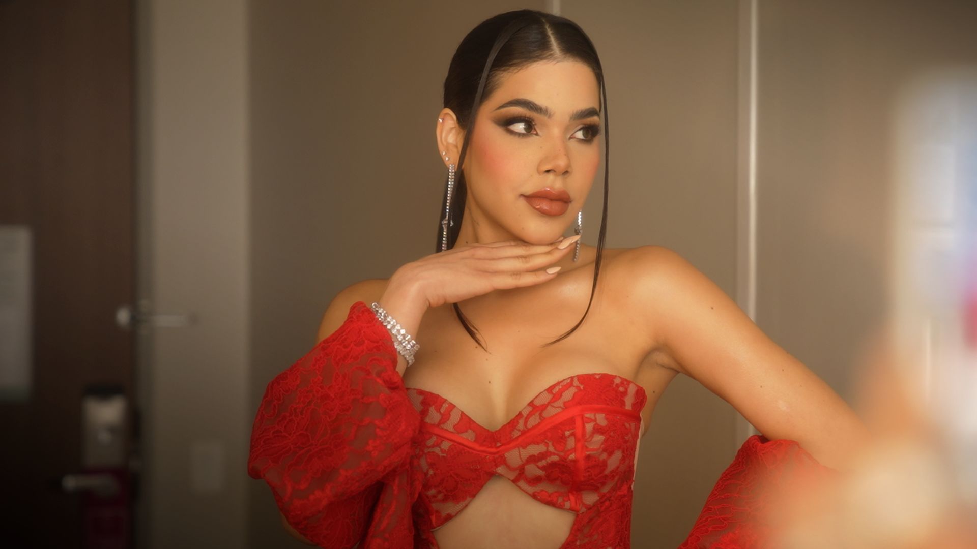 Ver Kenia Os deslumbra en los Premios Juventud 2023 con un vestido rojo en transparencias ...