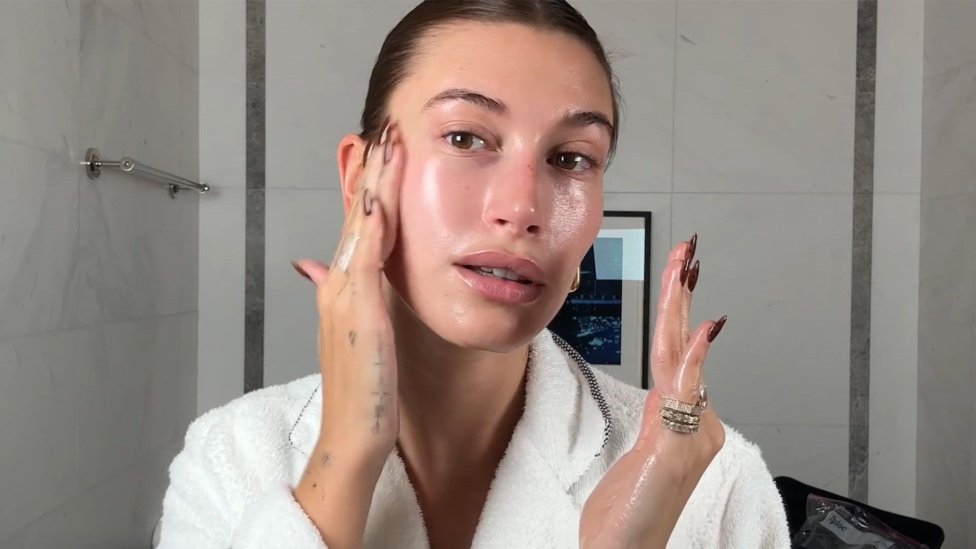 Ver Hailey Bieber se prepara para la fiesta de Rhode en París (su línea ...