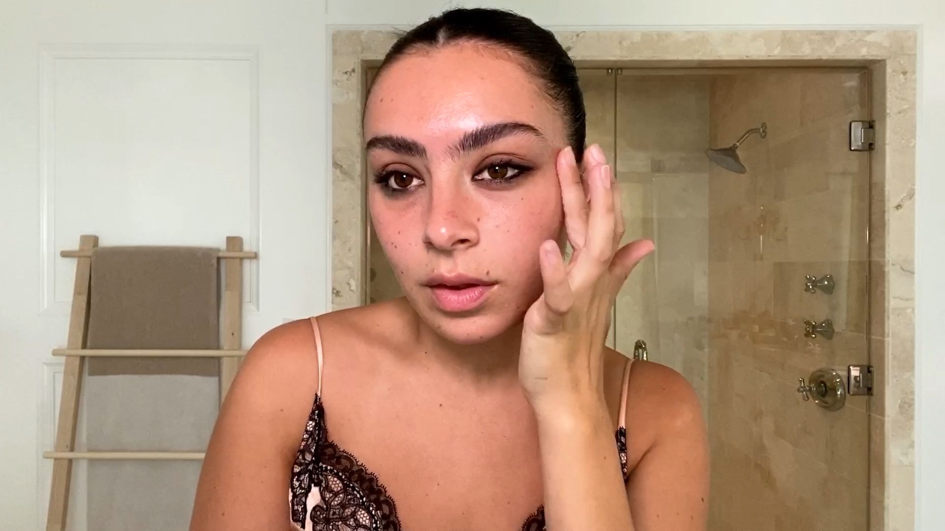 Ver Charli XCX: tutorial para un eyeliner post-fiesta | Secretos de Belleza | Vogue España