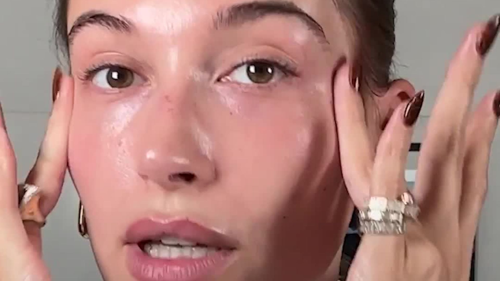 Ver Hailey Bieber: nos enseña su crema favorita | Vogue España