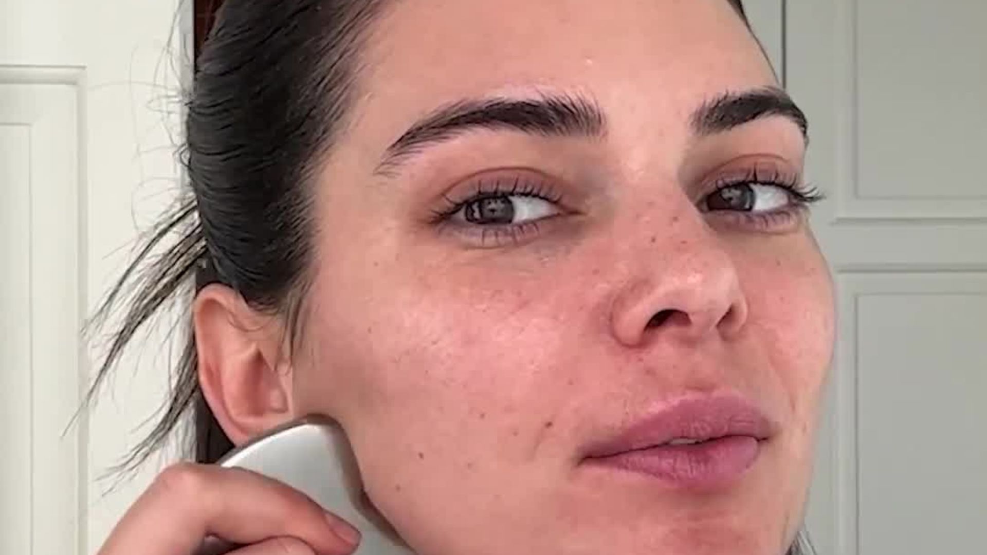 Ver Kendall Jenner nos enseña su rutina con el Gua Sha | Vogue España