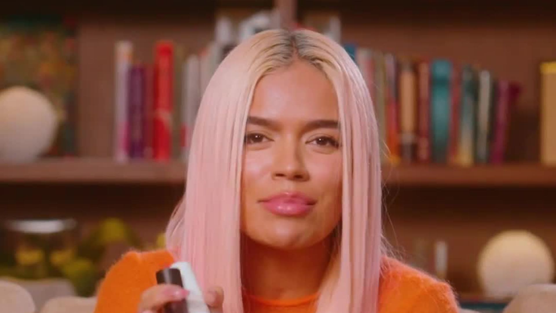 Ver Karol G nos enseña sus básicos de maquillaje | Vogue España