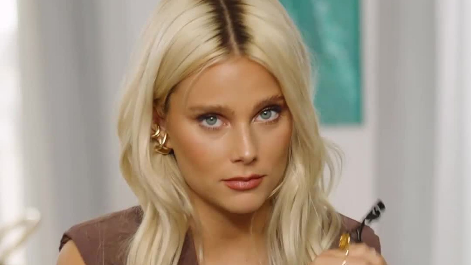 Ver Valentina Zenere nos enseña sus esenciales de maquillaje | Vogue España