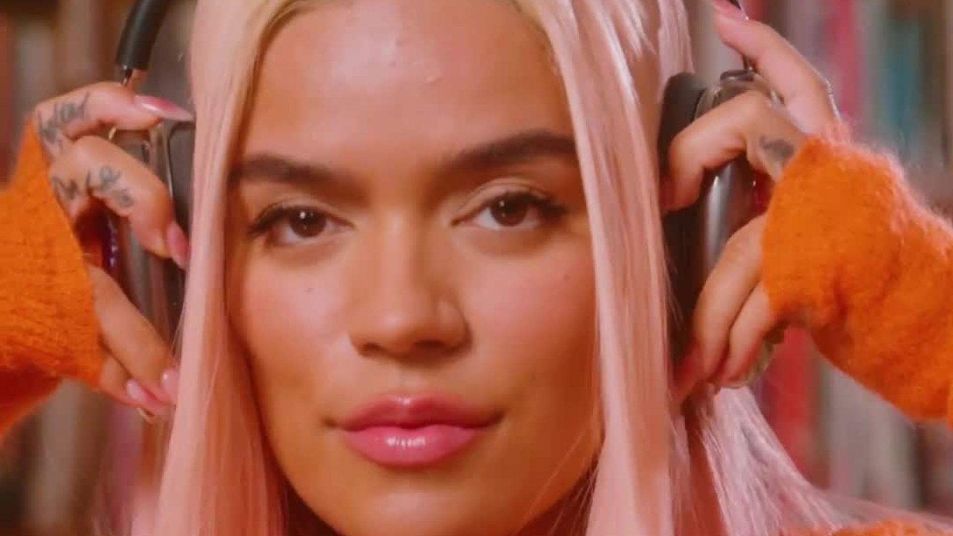 Ver Karol G: su ritual para escuchar música | Vogue España