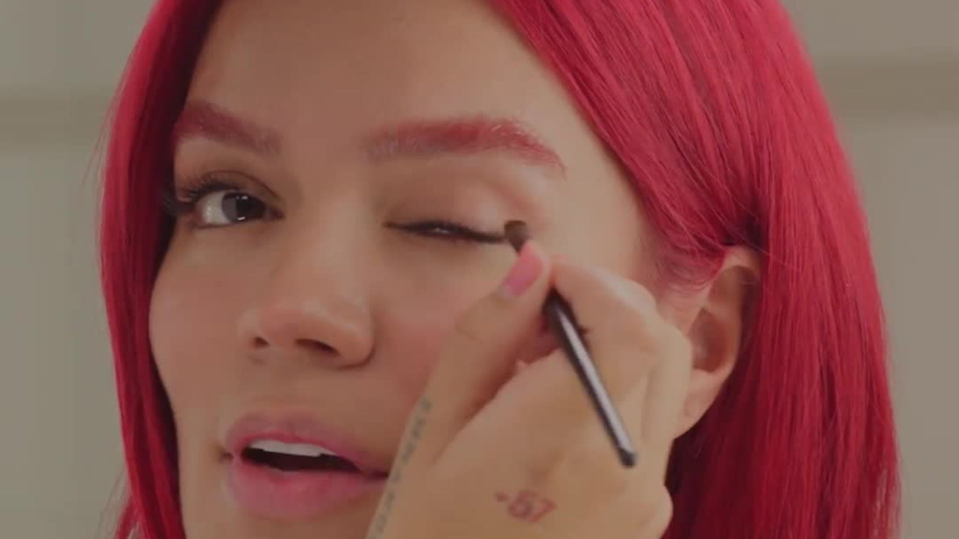 Ver Karol G no se hace el eyeliner | Vogue España