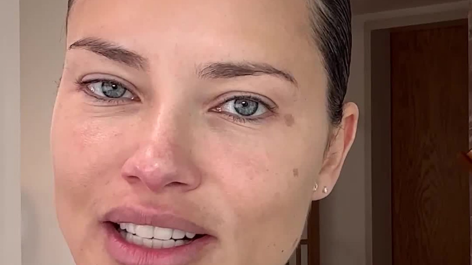 Ver El primer paso de la rutina de Adriana Lima | Vogue España