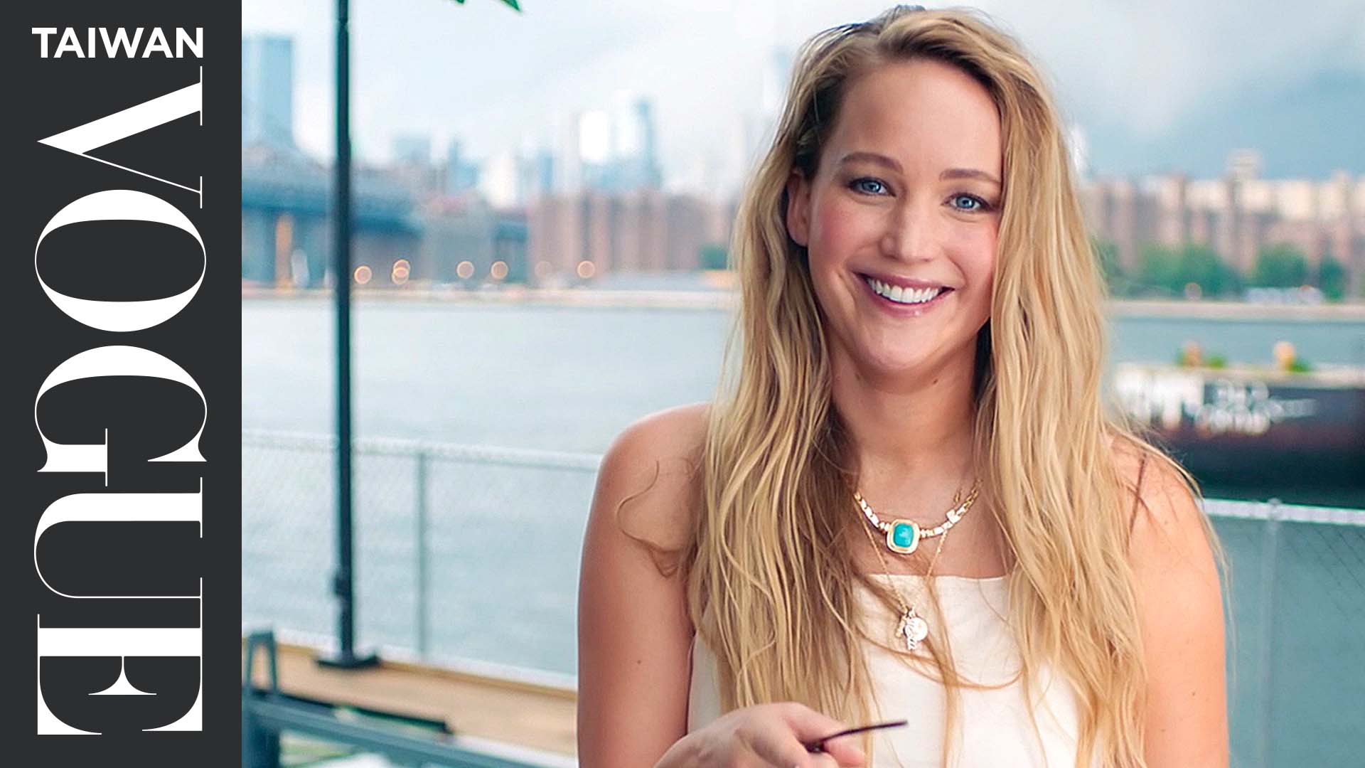 Watch 小珍妮佛73個快問快答：拍《飢餓遊戲》其實超恐懼、婚禮晚宴上把 勞勃狄尼洛 趕回家？ 73 Questions With ...