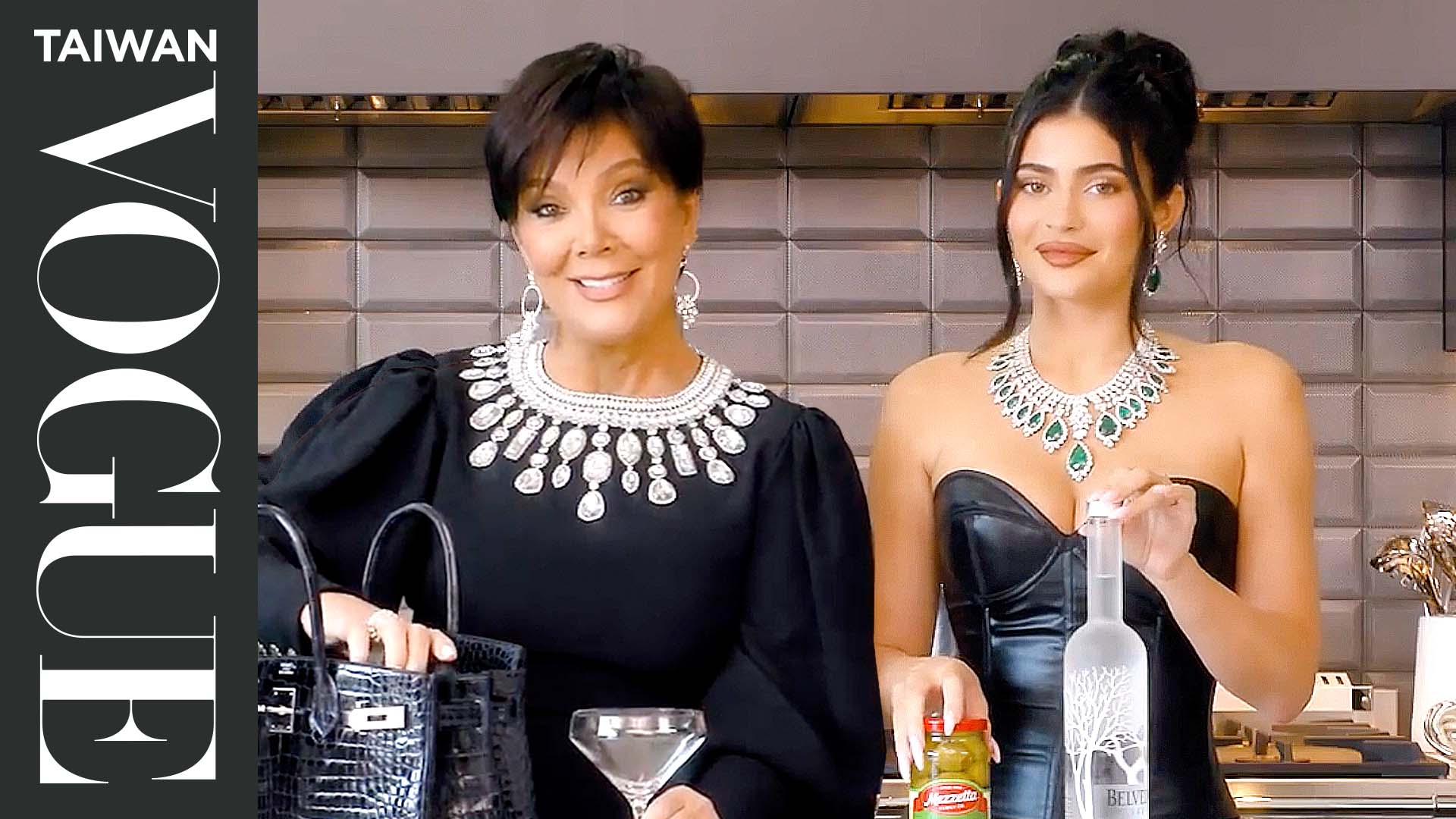 Watch 凱莉珍娜與媽媽克莉絲的浮誇廚藝秀 戴高級珠寶也能優雅煮義大利麵 Kylie & Kris Jenner Cook Dinner ...