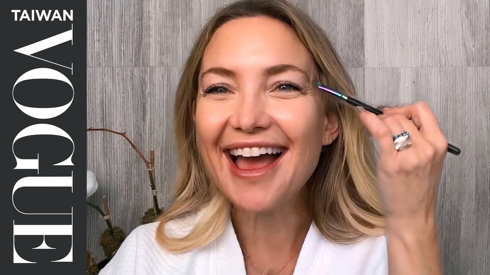 Watch 凱特哈德森分享40+日常保養及妝容，特別重視「睡眠、保濕、保健品」｜大明星化妝間｜#VogueBeauty｜Vogue ...