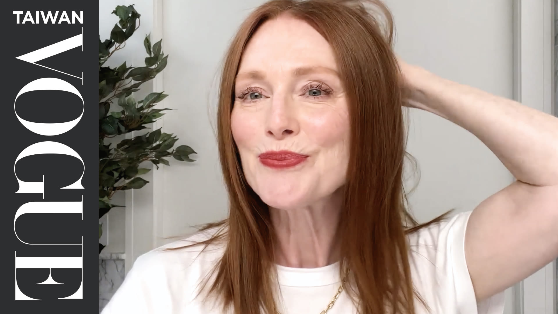 Watch 茱莉安摩爾的保養及妝容日程：從不遮蓋雀斑、隨著年齡增長接受自己的眼窩瑕疵｜大明星化妝間｜Vogue Taiwan | 大明星化妝間 ...