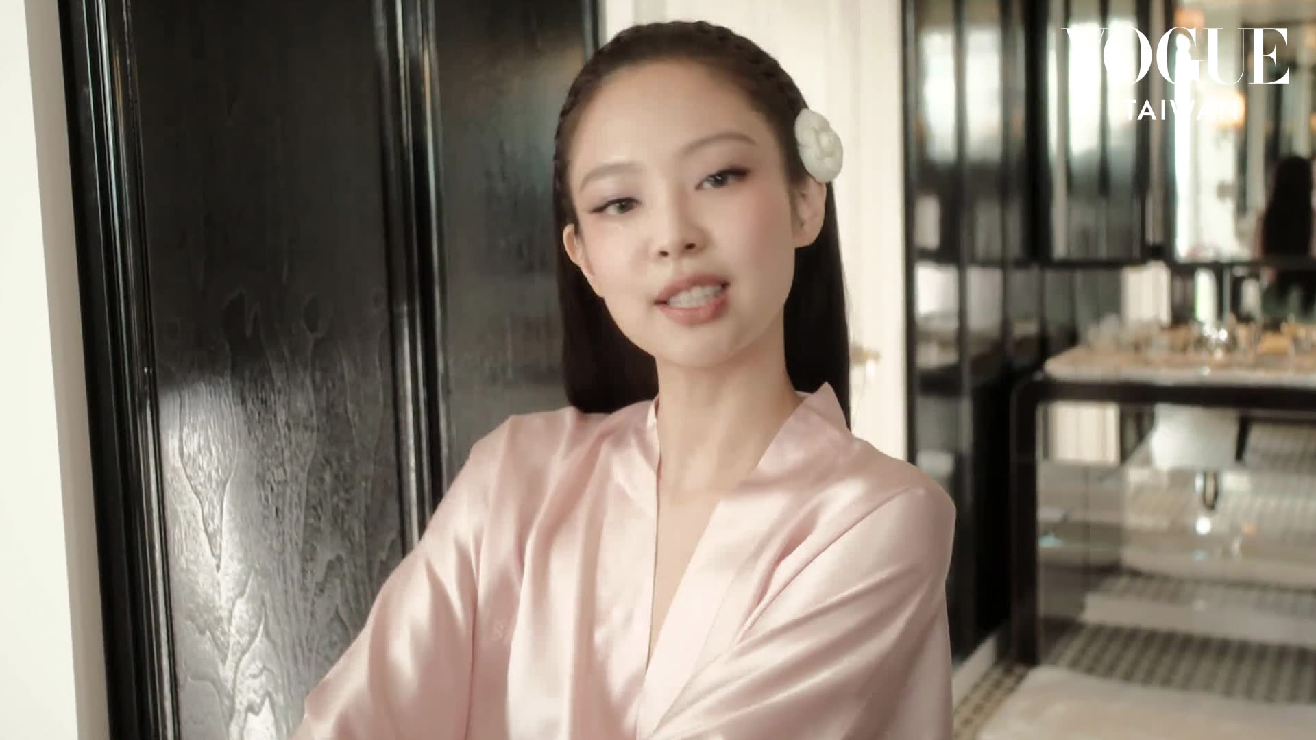 Watch Jennie首次登上Met Gala！著90年代經典Chanel洋裝現身紅毯｜Getting Ready With｜Vogue ...