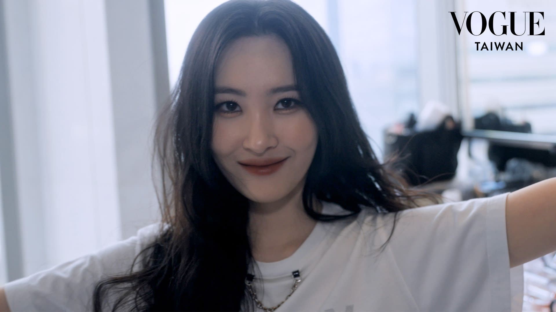 Watch [KOR SUB] 和宣美Sunmi一起為LV早秋大秀做準備！全英文受訪還被讚法文說得超標準｜Getting Ready With｜Vogue Taiwan | Getting ...