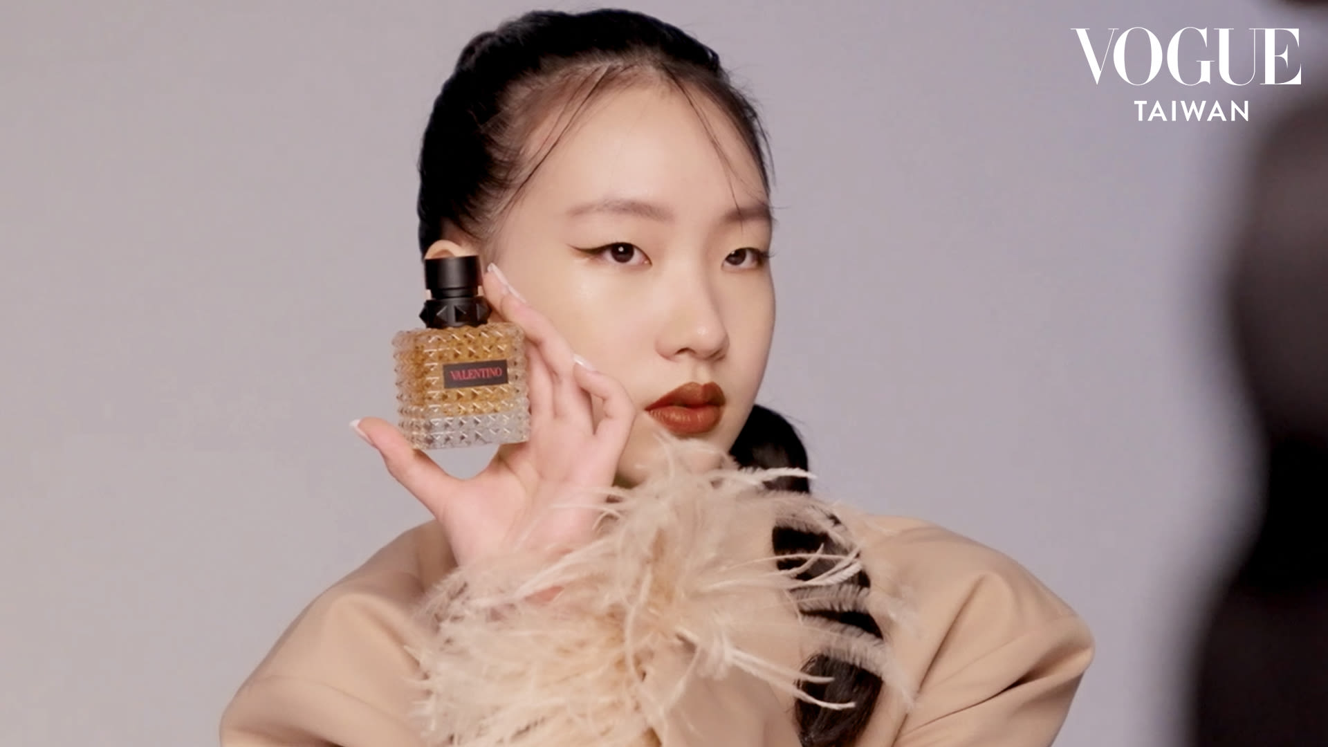 Watch Elly最喜歡 Valentino Beauty 高調潮酷感！且一眼愛上的就是這個明星美妝品！ | One-off | Vogue Taiwan