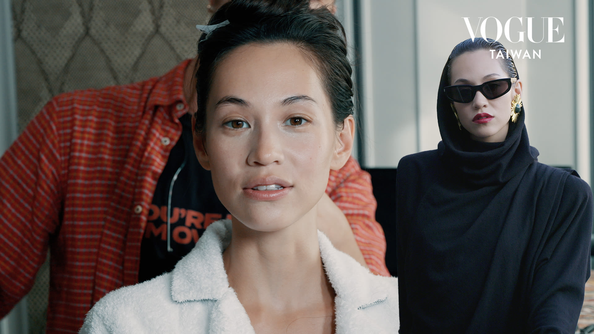 Watch 貼身直擊水原希子的「SAINT LAURENT」秀前準備！招牌Kiko紅唇妝容、不露半吋肌膚依舊成為秀場頭排焦點！｜Getting Ready With｜Vogue Taiwan ...