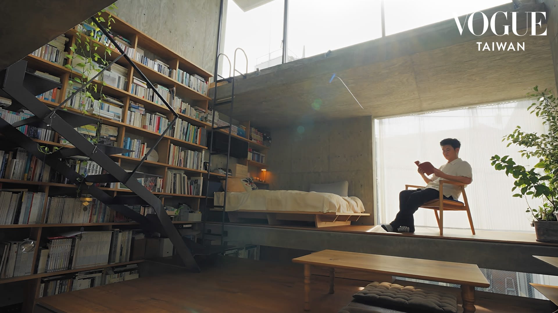 Watch 東京獨棟樓中樓質感住宅！開放式空間的創新設計，二層變七層樓坪數最大化！｜打開名人豪宅｜Vogue Taiwan | 我的家物室 ...