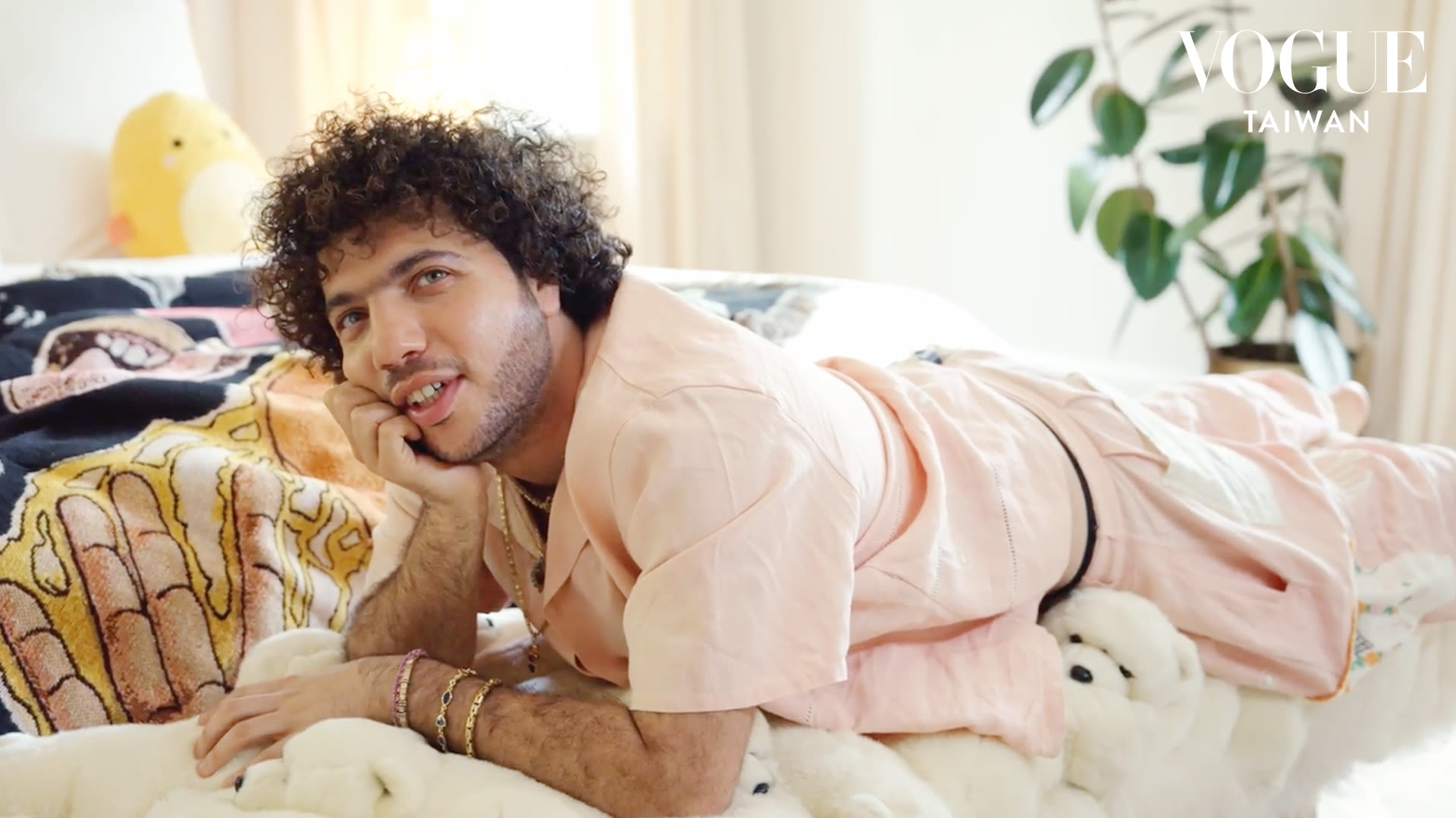 Watch 開箱賽琳娜跟準未婚夫Benny Blanco愛的家園！滿屋絨毛玩具、麵包椅、糖果屋、看穿搭變色豪華衣櫃，一秒忘卻煩惱的玩樂天堂！｜打開名人豪宅｜Vogue Taiwan | 打開 ...