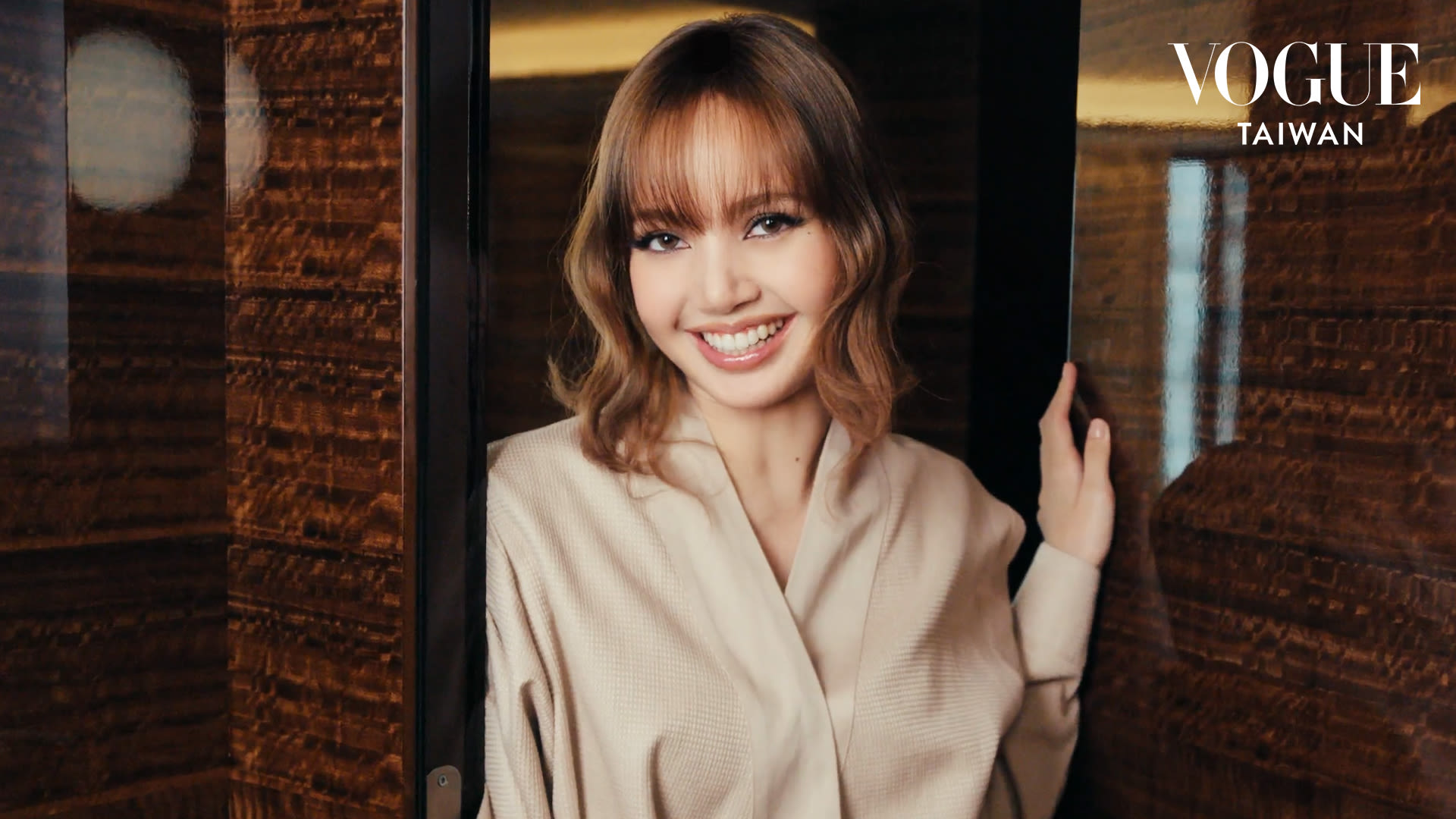 Watch 跟著Lisa去巴黎時裝週LV大秀！超萌狗狗相伴、敏感肌的旅行必備、白蓮花角色心得、新專輯最愛歌曲Top3！｜Getting ...