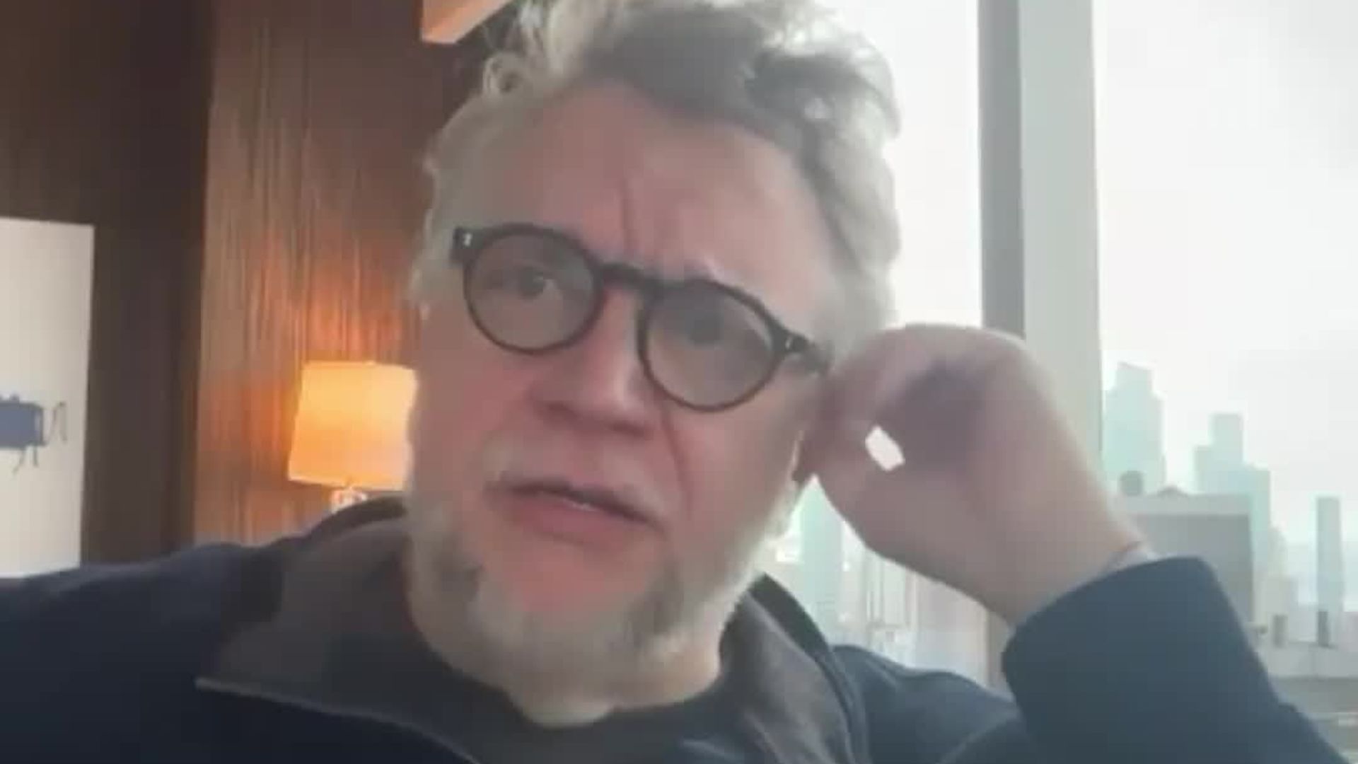 Watch Guillermo del Toro prefiere no estar vivo cuando la inteligencia ...