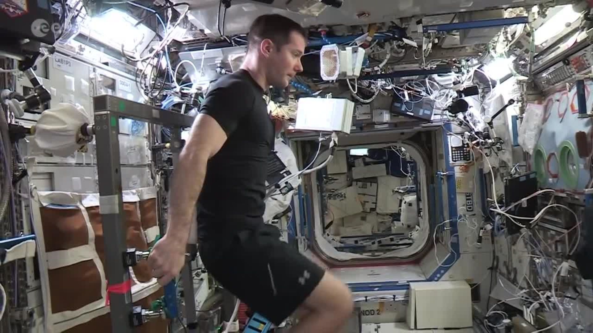Watch Lâ€™astronauta Thomas Pesquet testa una T-shirt intelligente ...